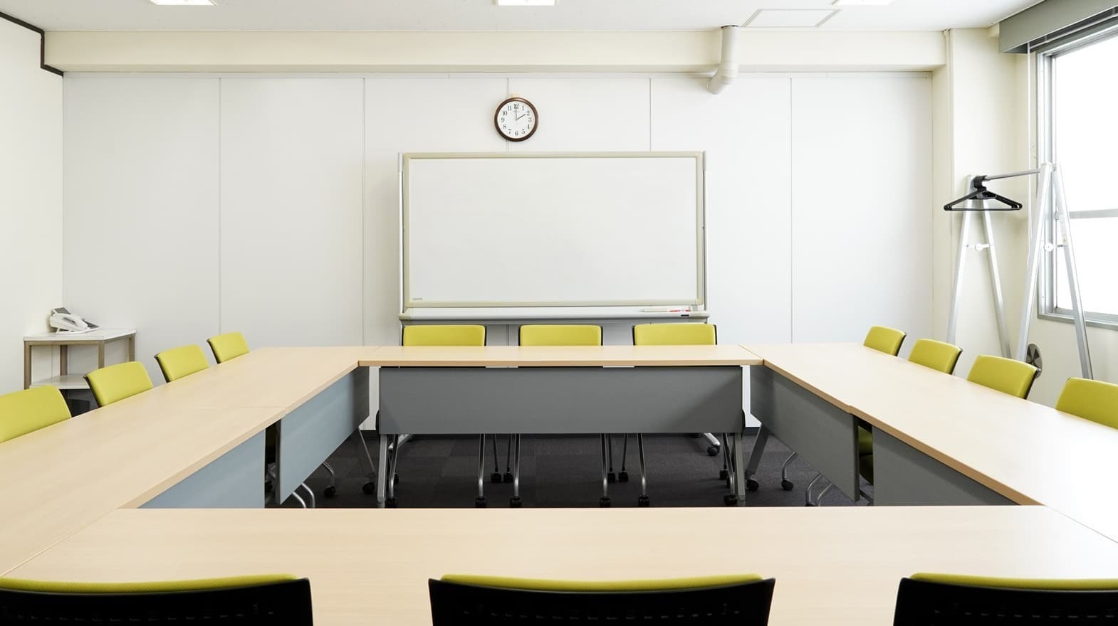 【スタッフ常駐で安心】四谷三丁目駅から徒歩2分！無料Wi-Fi＆ホワイトボード完備！34.6㎡＆18名着席可能【第二会議室】の写真3