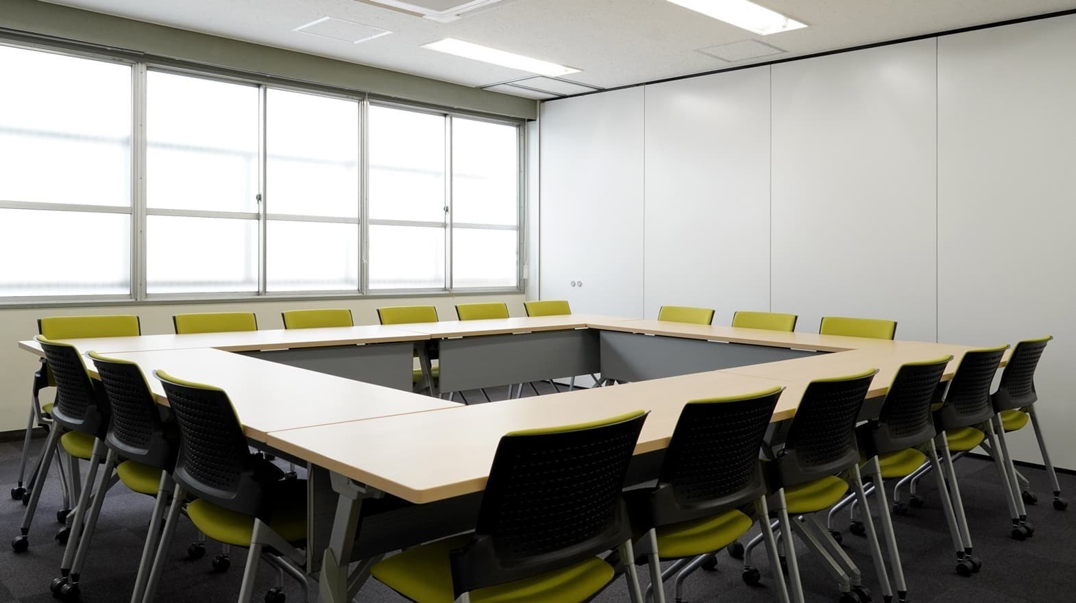 【スタッフ常駐で安心】四谷三丁目駅から徒歩2分！無料Wi-Fi＆ホワイトボード完備！34.6㎡＆18名着席可能【第二会議室】の写真4