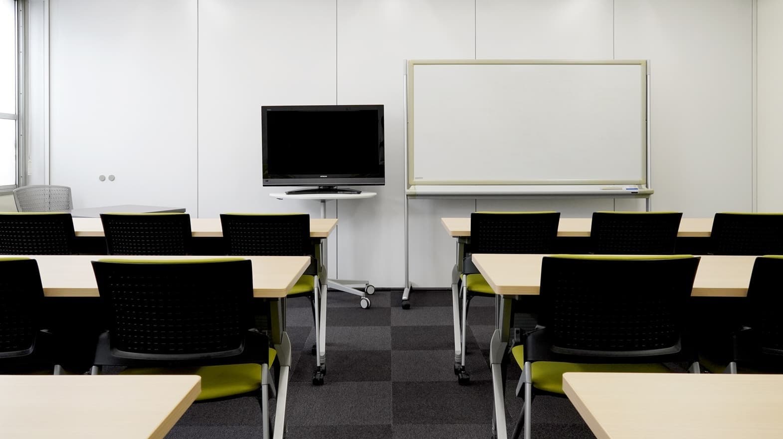 【スタッフ常駐で安心】四谷三丁目駅から徒歩2分！無料Wi-Fi＆ホワイトボード完備！34.6㎡＆18名着席可能【第二会議室】の写真5