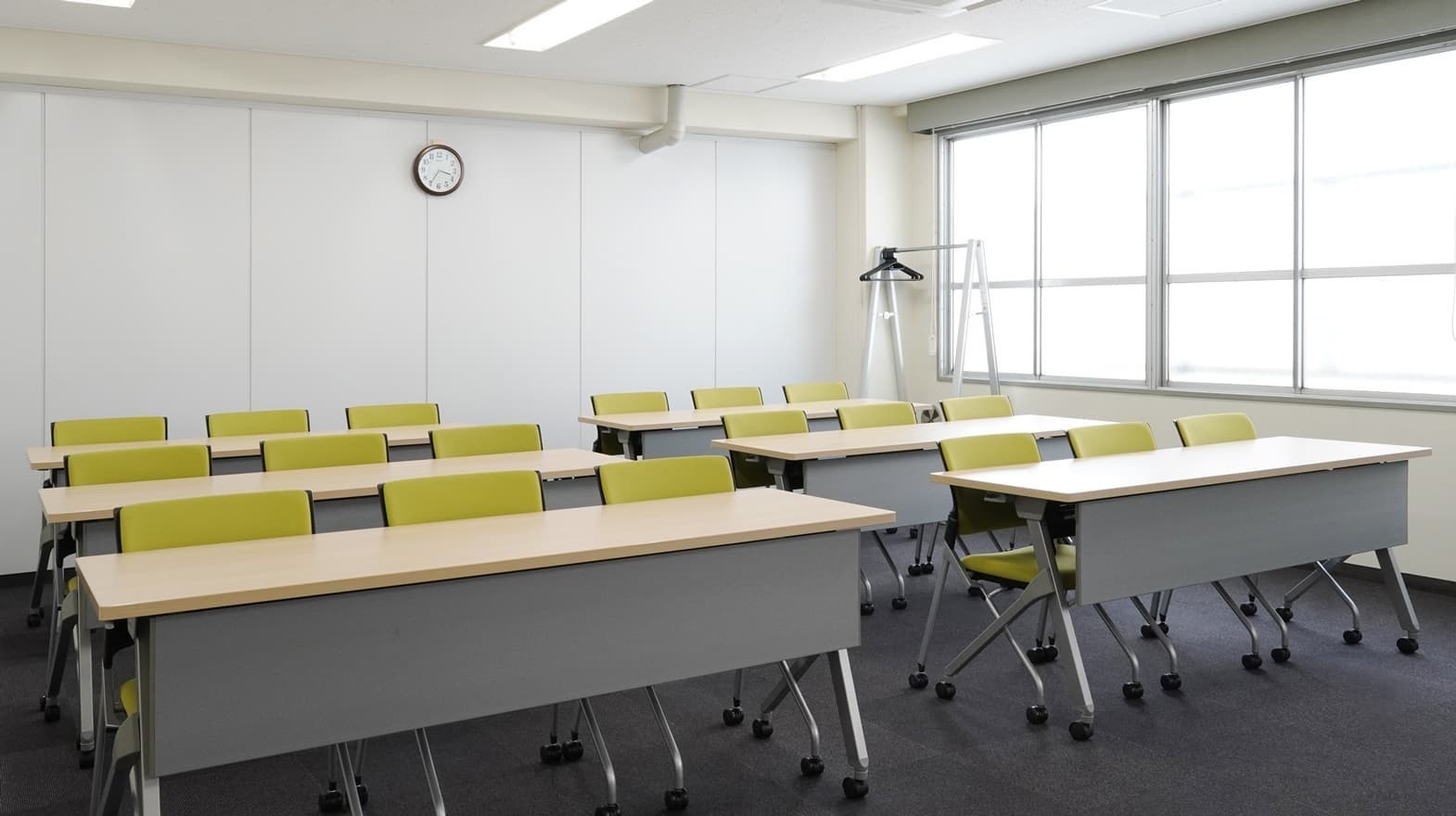 【スタッフ常駐で安心】四谷三丁目駅から徒歩2分！無料Wi-Fi＆ホワイトボード完備！34.6㎡＆18名着席可能【第二会議室】の写真6