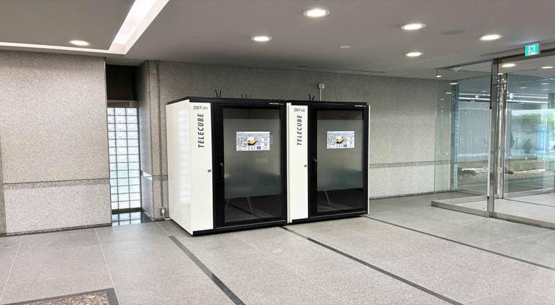 【テレキューブ】日本生命南藤沢ビルの個室型ワークブース（297-01）です。視線と音を遮る、プライベートな集中環境。