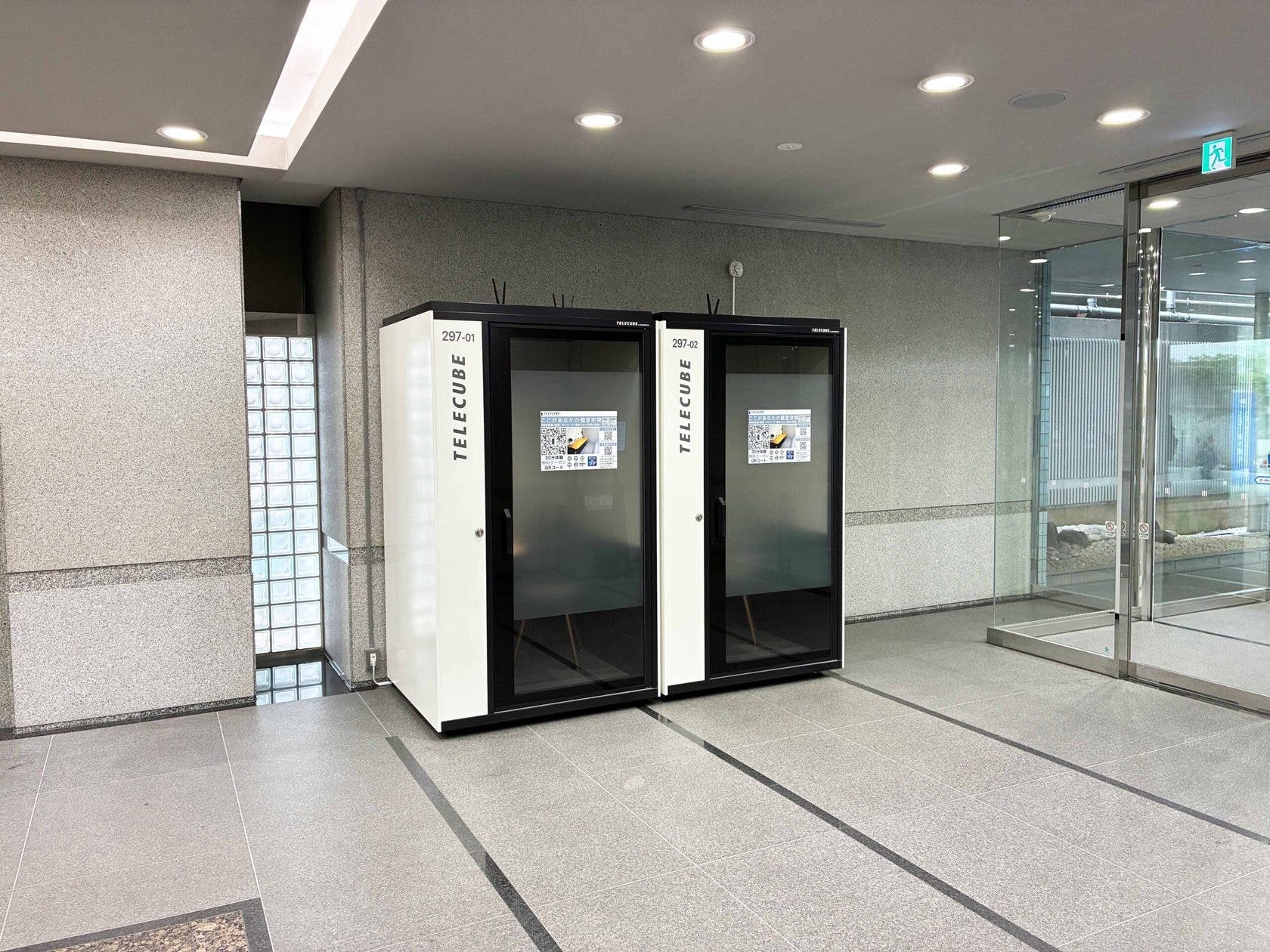 【テレキューブ】日本生命南藤沢ビルの個室型ワークブース（297-02）です。視線と音を遮る、プライベートな集中環境。の写真1