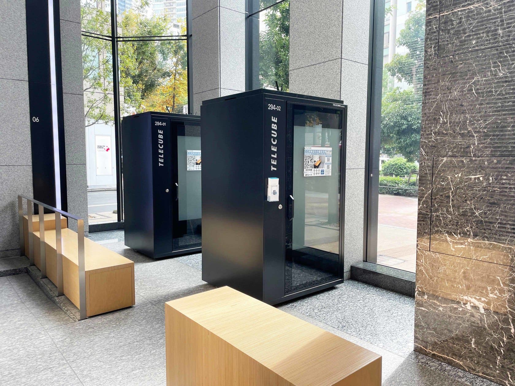 【テレキューブ】ニッセイ池袋ビルの個室型ワークブース（294-02）です。視線と音を遮る、プライベートな集中環境。の写真1