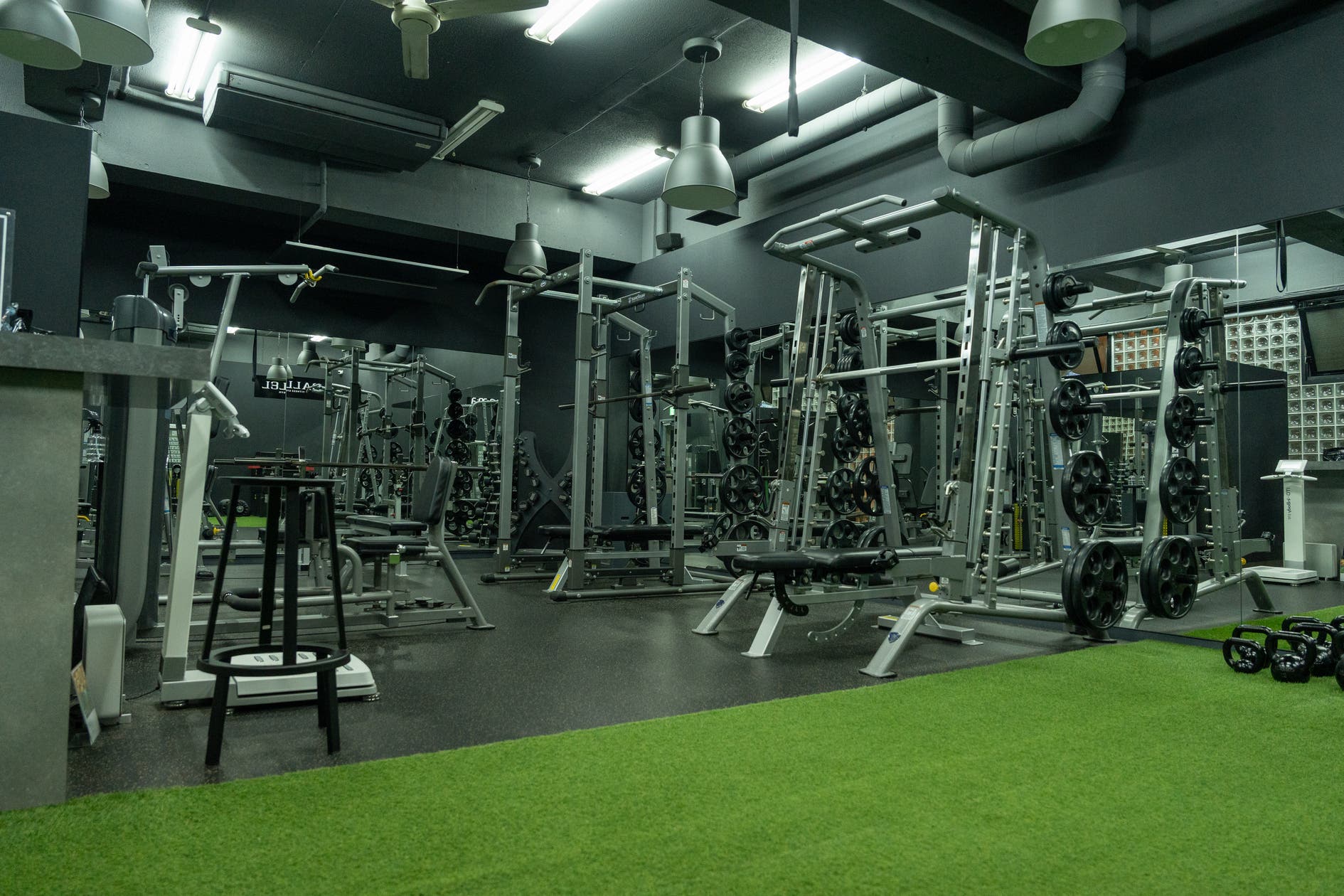 ７種類のマシンを完備！代々木公園駅【徒歩３分】＆天井高４m｜上質でラグジュアリーな極上空間の写真1