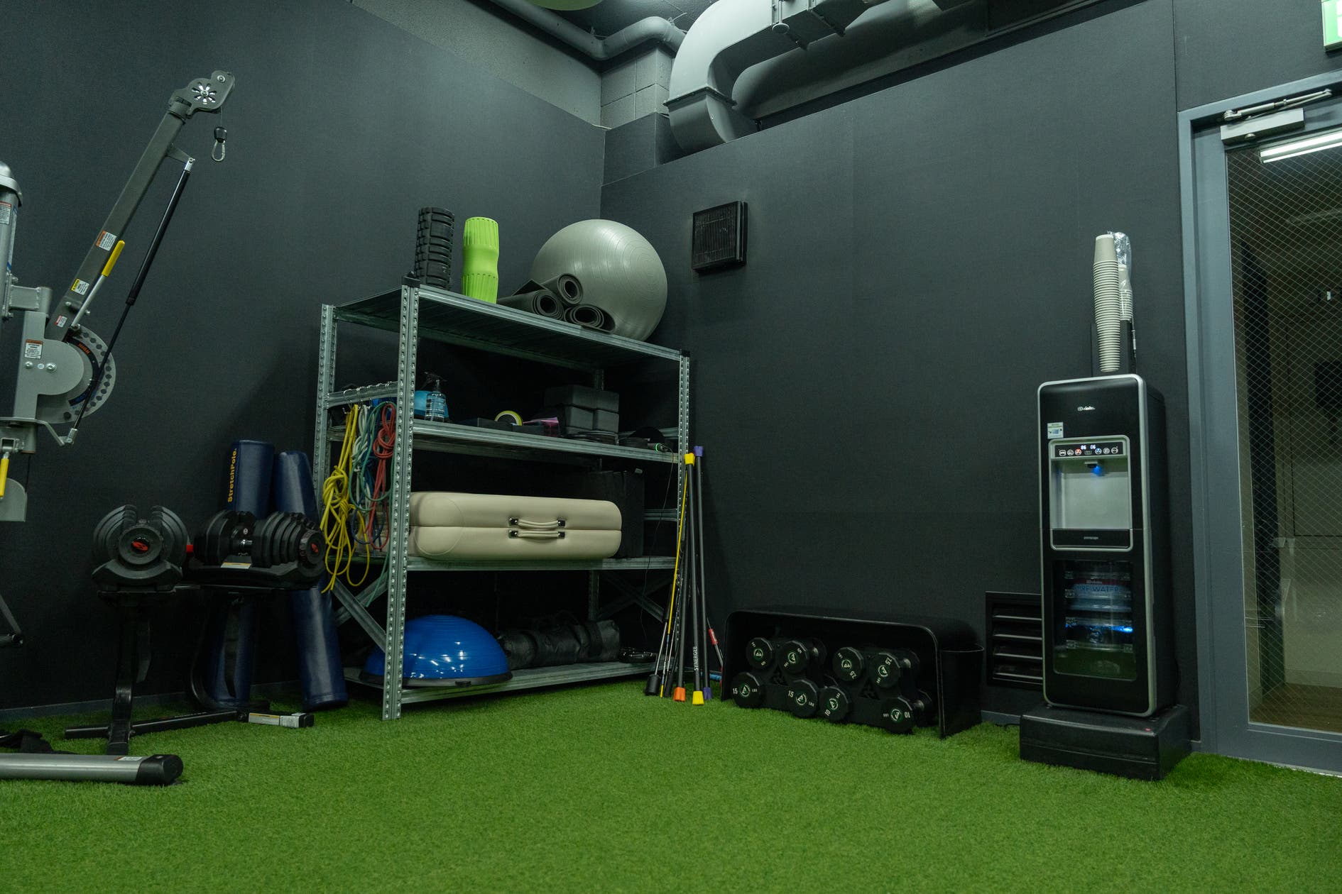 ７種類のマシンを完備！代々木公園駅【徒歩３分】＆天井高４m｜上質でラグジュアリーな極上空間の写真3