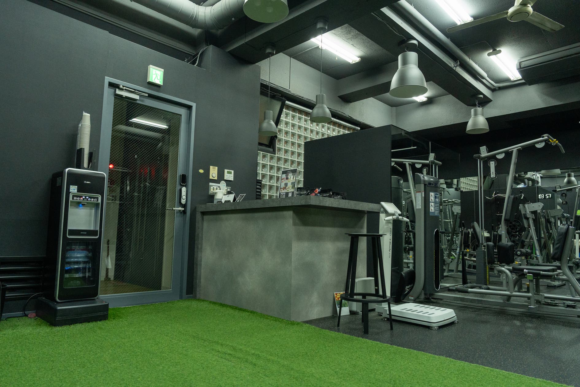 ７種類のマシンを完備！代々木公園駅【徒歩３分】＆天井高４m｜上質でラグジュアリーな極上空間の写真4