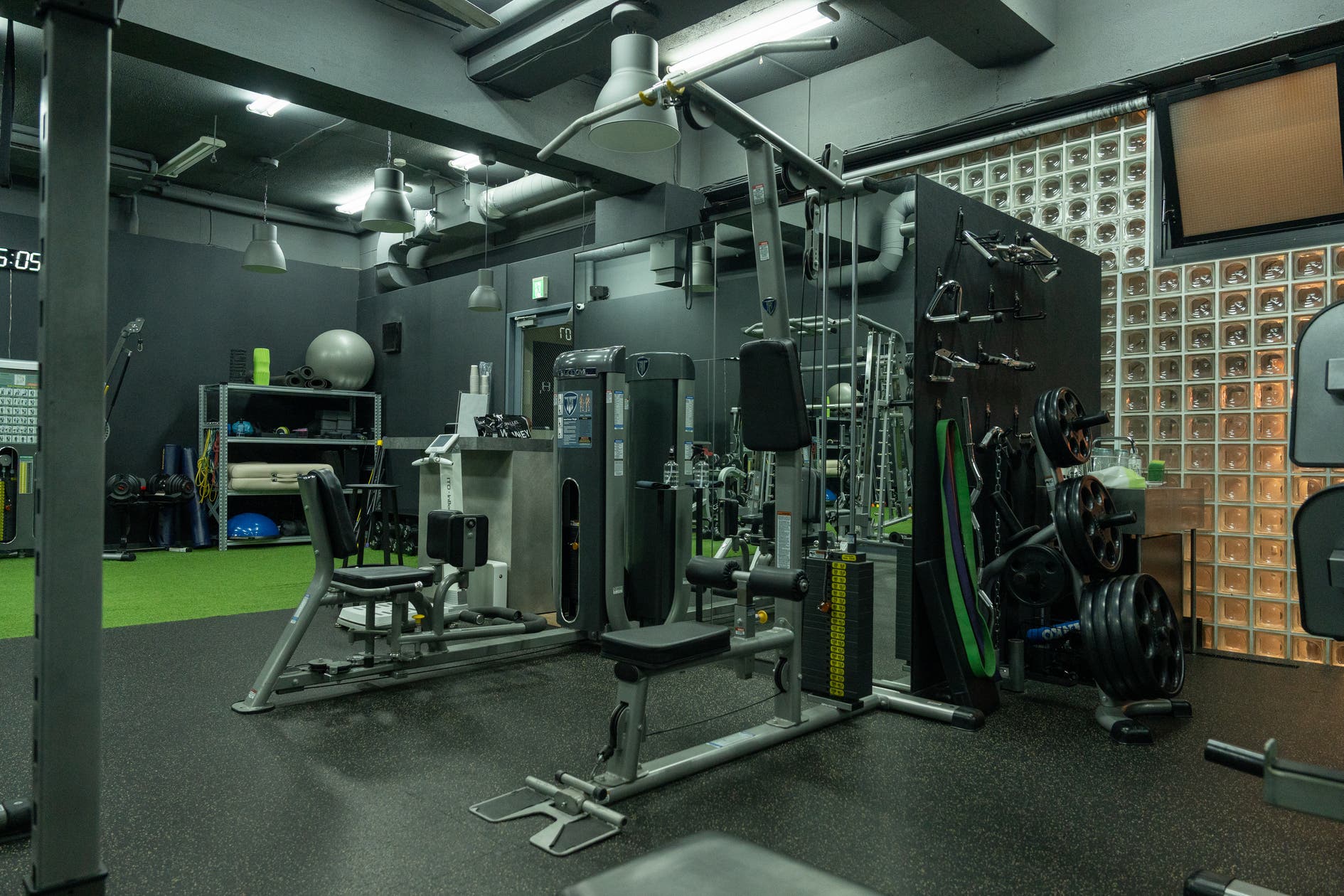 ７種類のマシンを完備！代々木公園駅【徒歩３分】＆天井高４m｜上質でラグジュアリーな極上空間の写真5