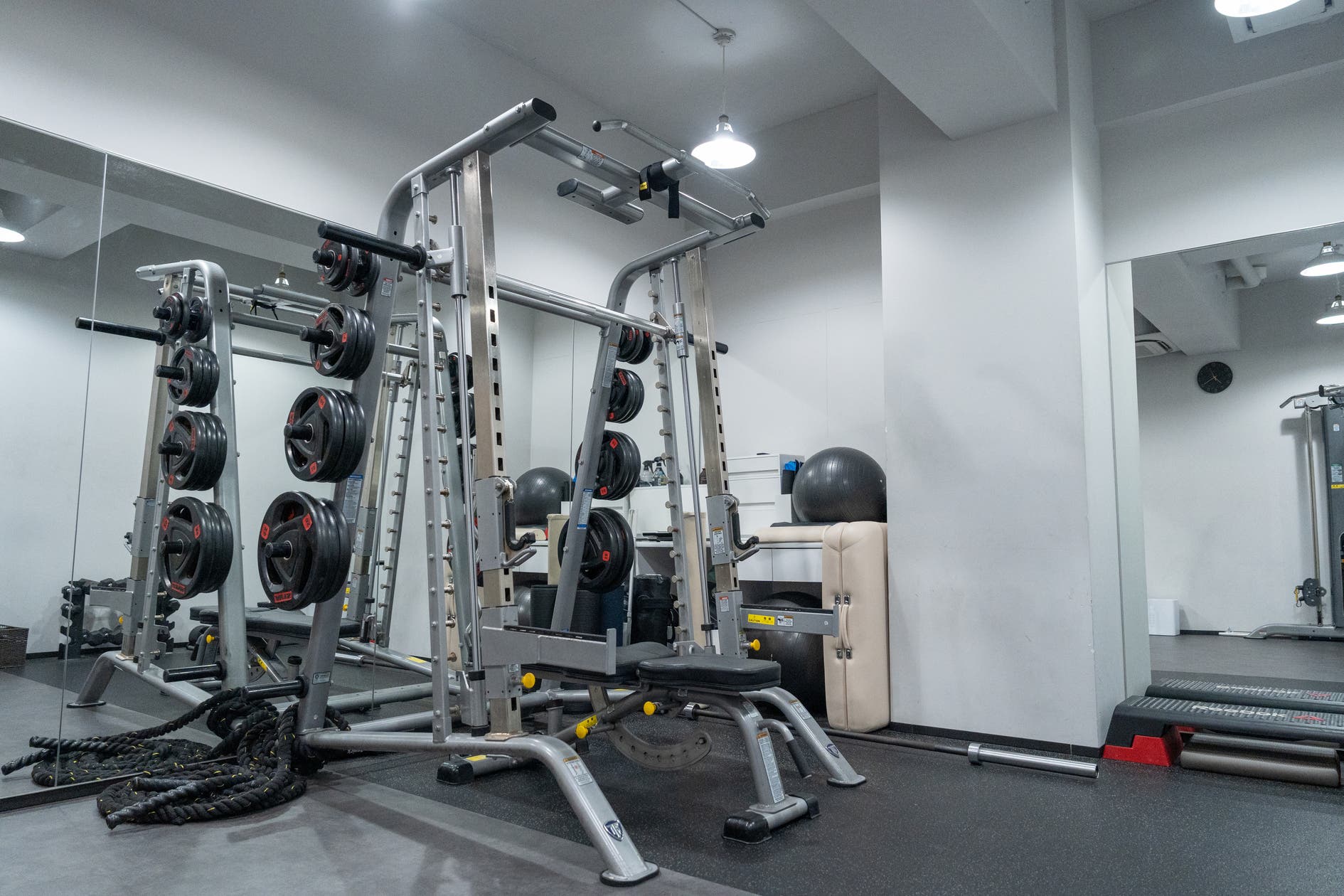 恵比寿駅徒歩3分｜天井高3m超の上質な個室レンタルジムの写真1