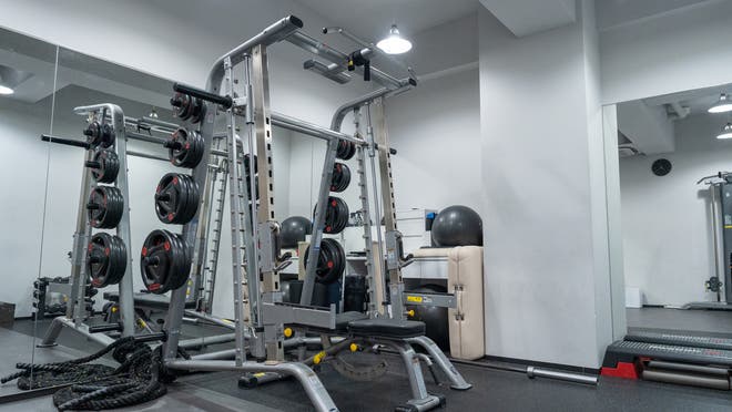 恵比寿駅徒歩3分|天井高3m超の上質な個室レンタルジムの写真1