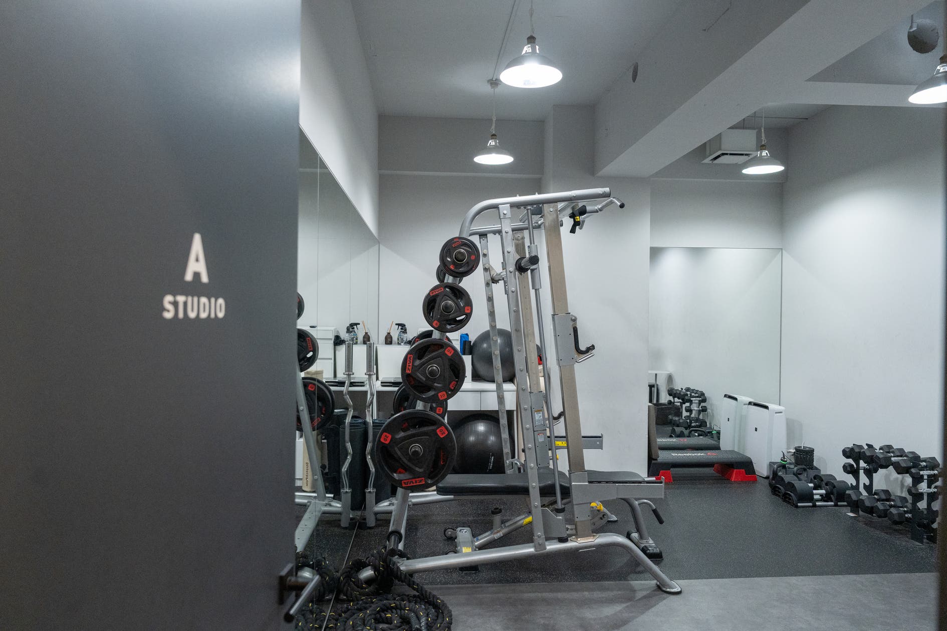 恵比寿駅徒歩3分｜天井高3m超の上質な個室レンタルジムの写真2