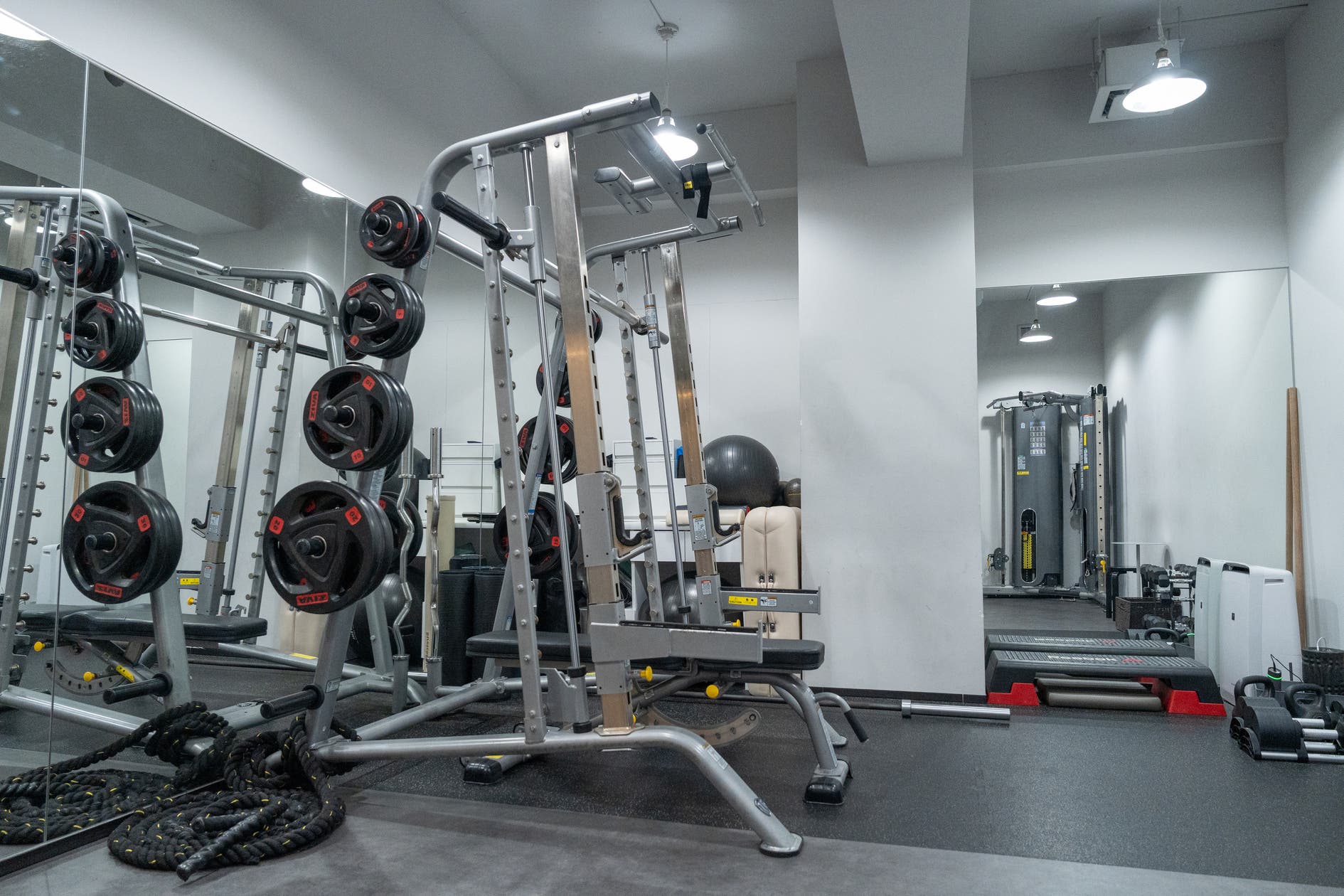 恵比寿駅徒歩3分｜天井高3m超の上質な個室レンタルジムの写真3