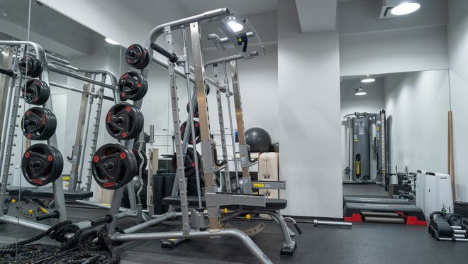 恵比寿駅徒歩3分|天井高3m超の上質な個室レンタルジムの写真3