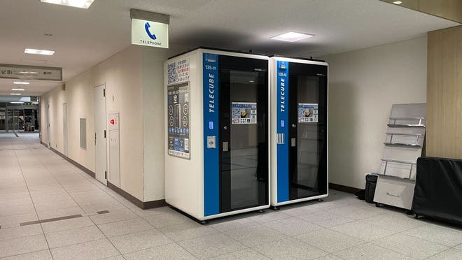 【テレキューブ】新国際ビルの個室型ワークブース(135-02)です。視線と音を遮る、プライベートな集中環境。の写真1