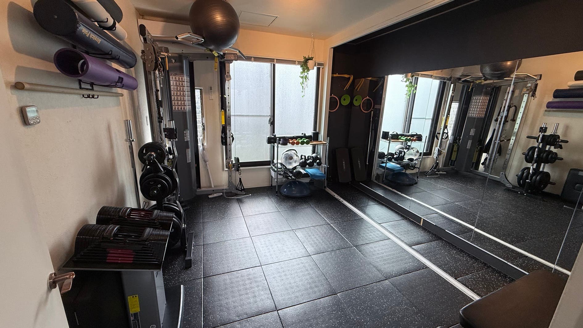 恵比寿・代官山徒歩4分の白基調のパーソナルジムの写真1