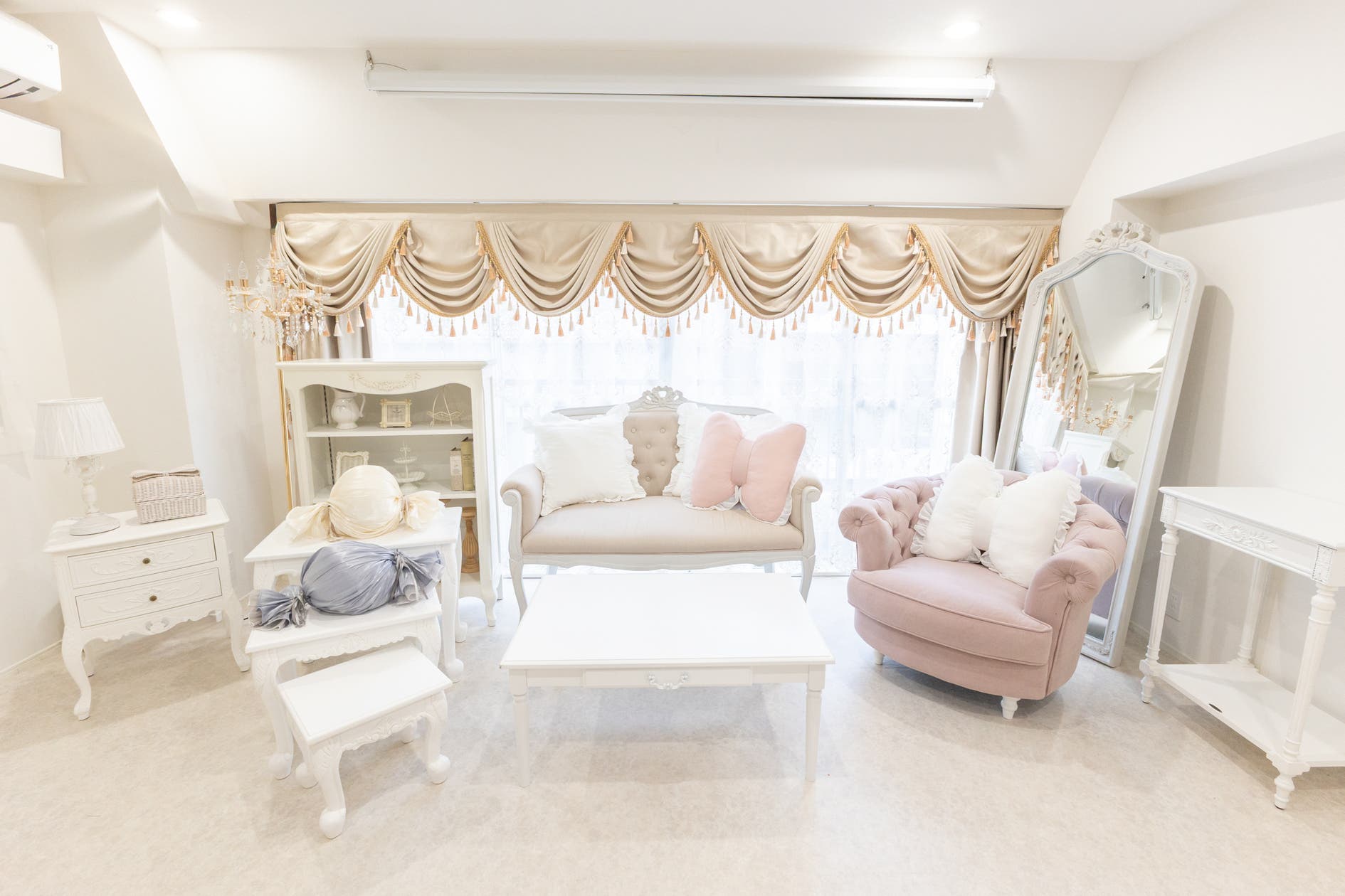 【OPEN特価🉐】新宿推し活🎀自然光 | 2面採光【生誕祭・ポートレート・撮影・配信】ひな壇/ドレッサー付き🪞の写真2