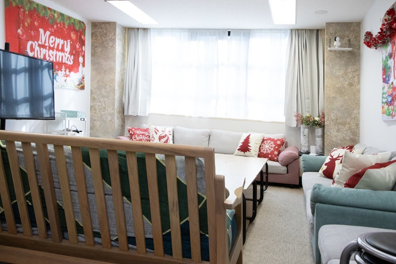 クリスマス🎅🎄新宿御苑前駅徒歩4分 広々としたパーティルーム 💛女子会💚推し活💗 📺55インチ大型テレビの写真8