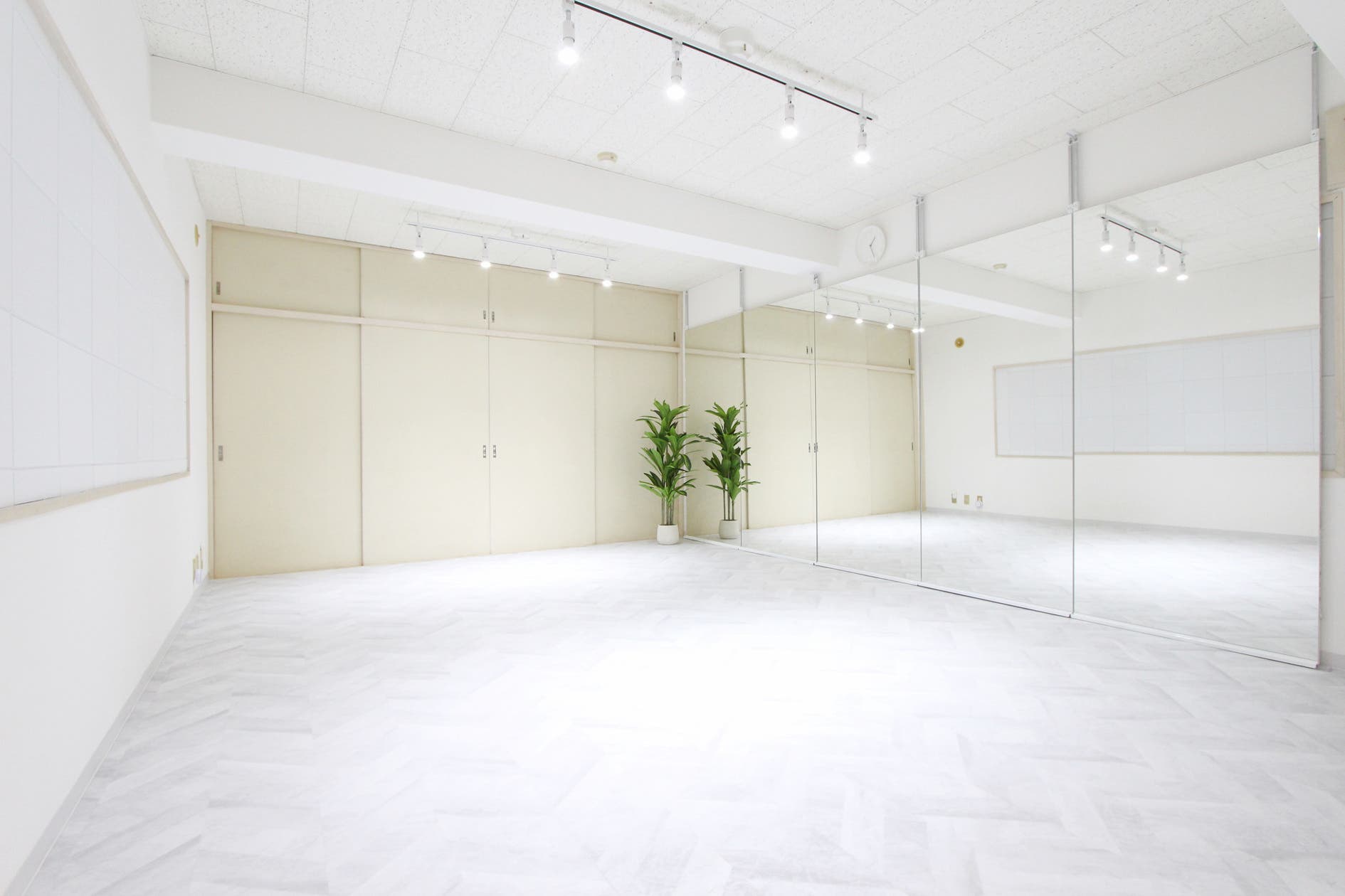 ★NEWOPEN★錦糸町北口7分/キレイな1棟スタジオ/ヨガ・ダンス・ピラティス等/2面鏡5.4M/レッスン利用可/無料備品多数の写真1