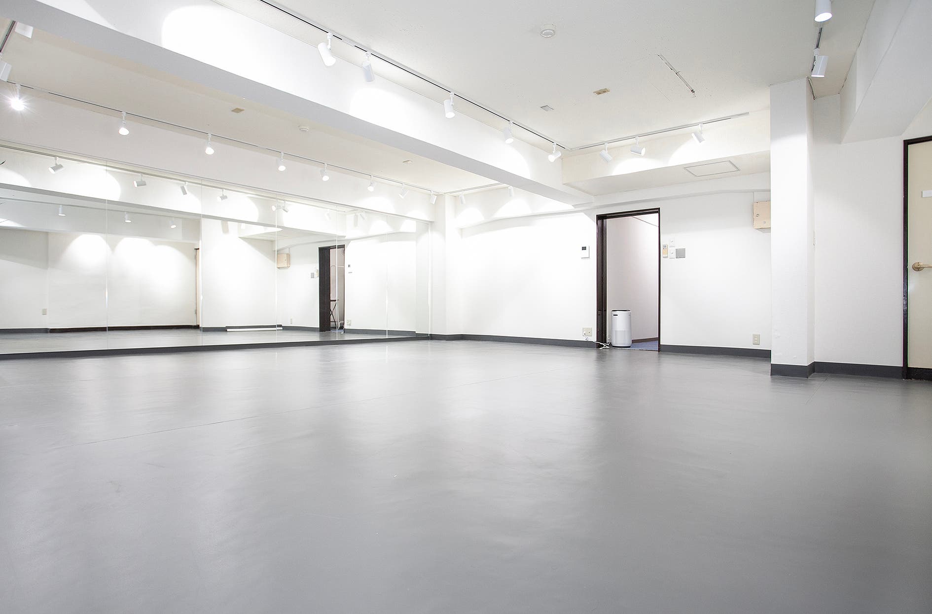 11月NEW【高田馬場5分】66㎡　リノリウム/バレエバー/施術ベット8台/1F/ダンス・ポージング・ヨガ・ピラティス・撮影等の写真1