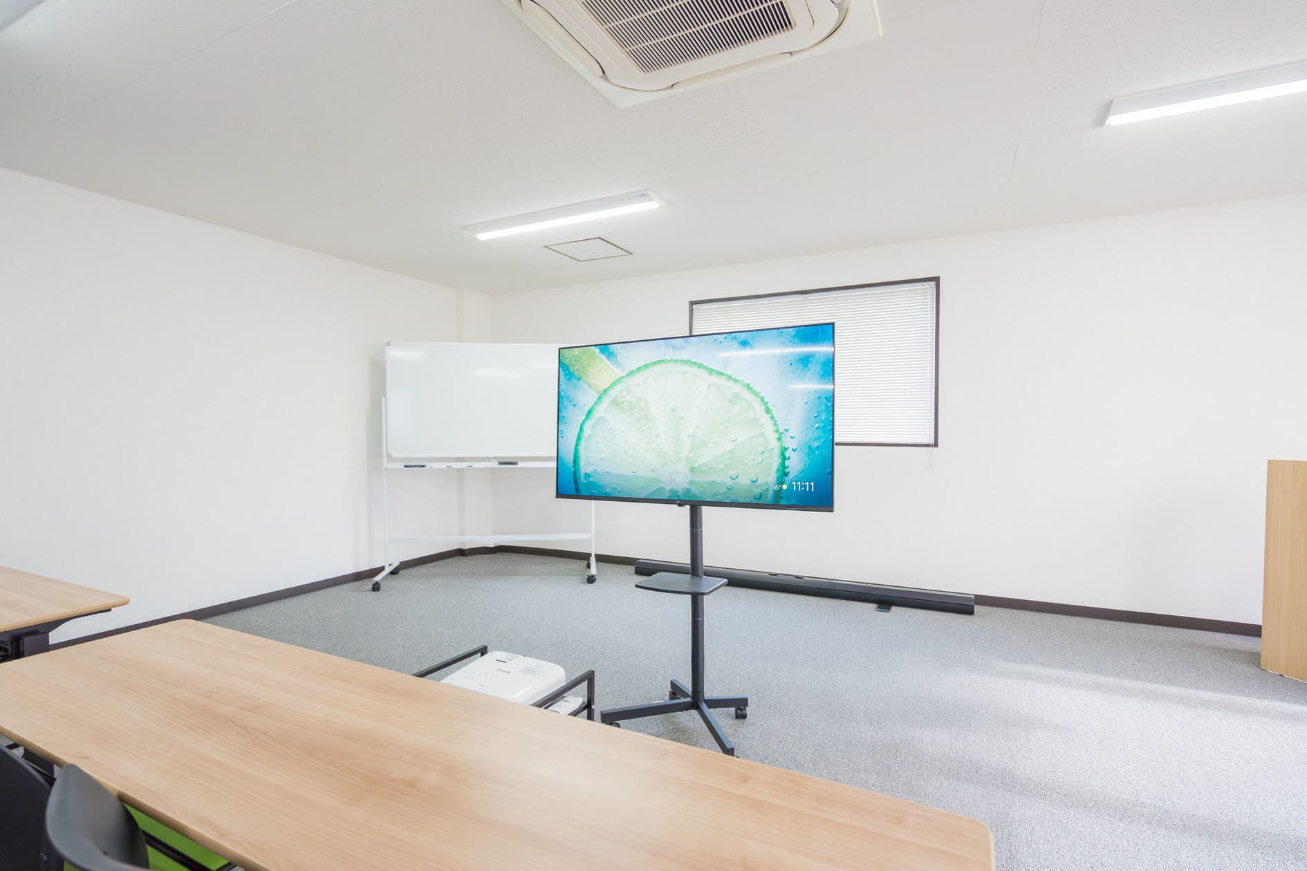 🥳【新大阪駅徒歩3分】最大50名/大画面モニタ/マイク2本無料設備充実！貸し会議室・研修セミナーに！の写真7