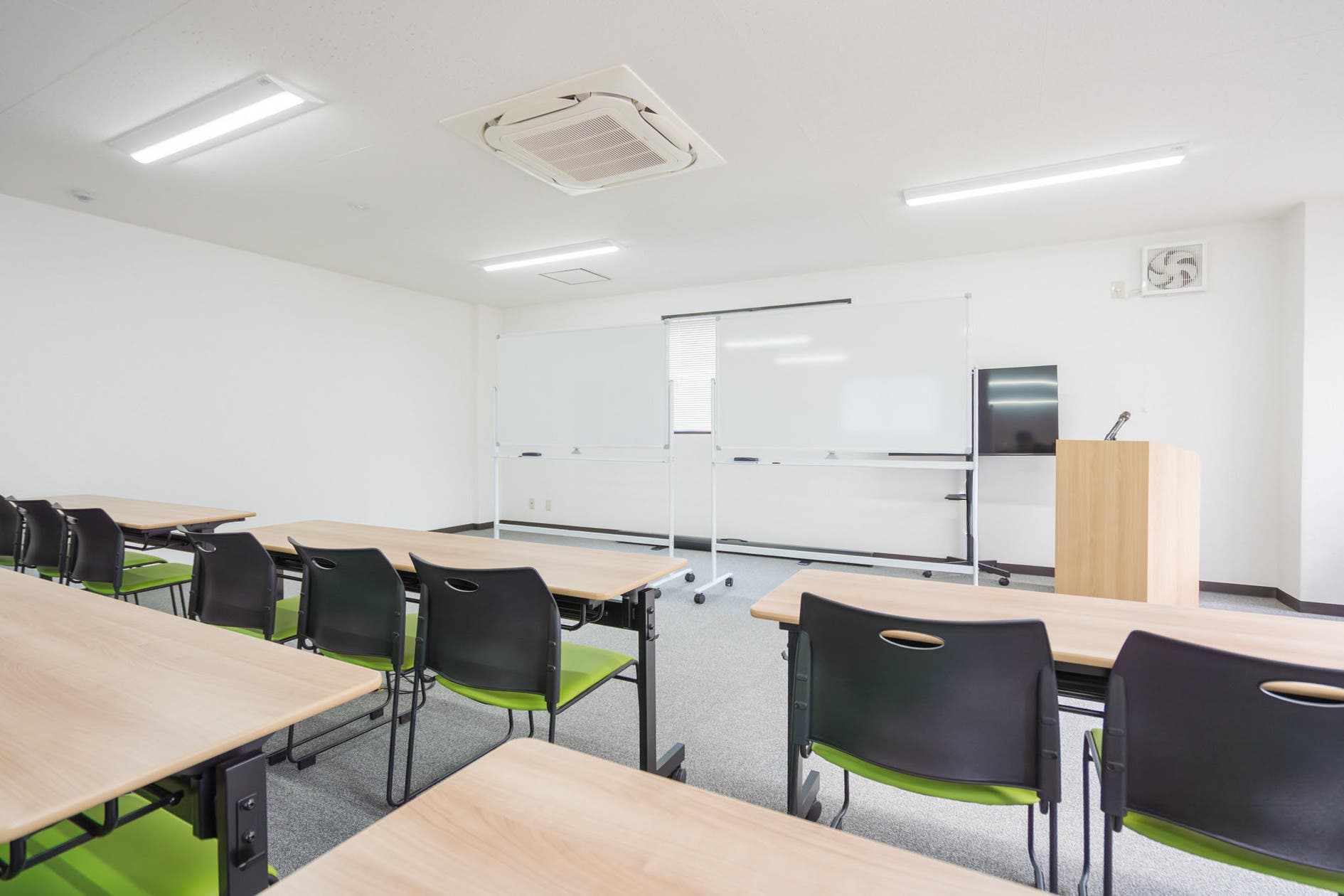 🥳【新大阪駅徒歩3分】最大50名/大画面モニタ/マイク2本無料設備充実！貸し会議室・研修セミナーに！の写真9