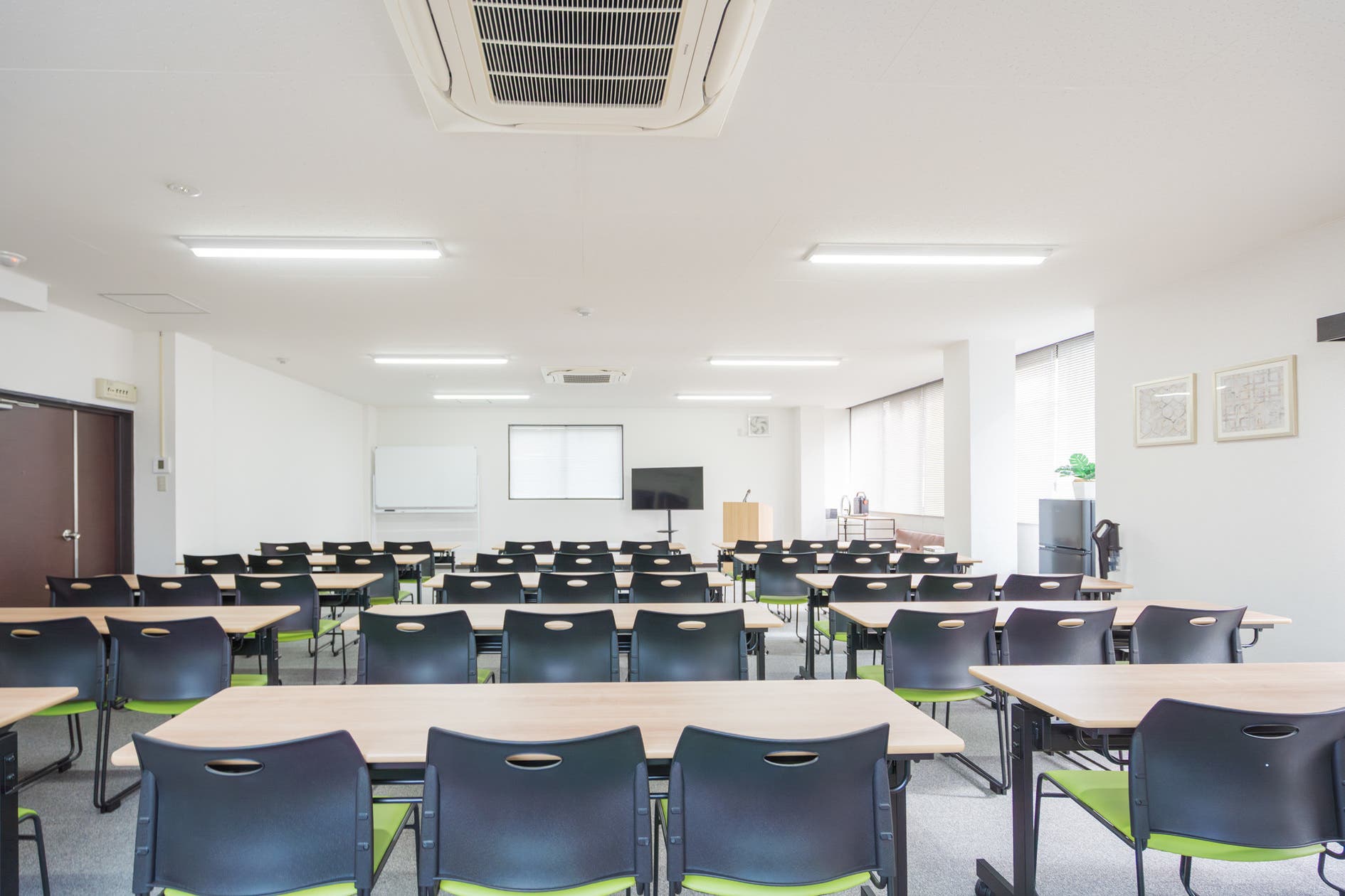 🥳【新大阪駅徒歩3分】最大50名/大画面モニタ/マイク2本無料設備充実！貸し会議室・研修セミナーに！の写真5