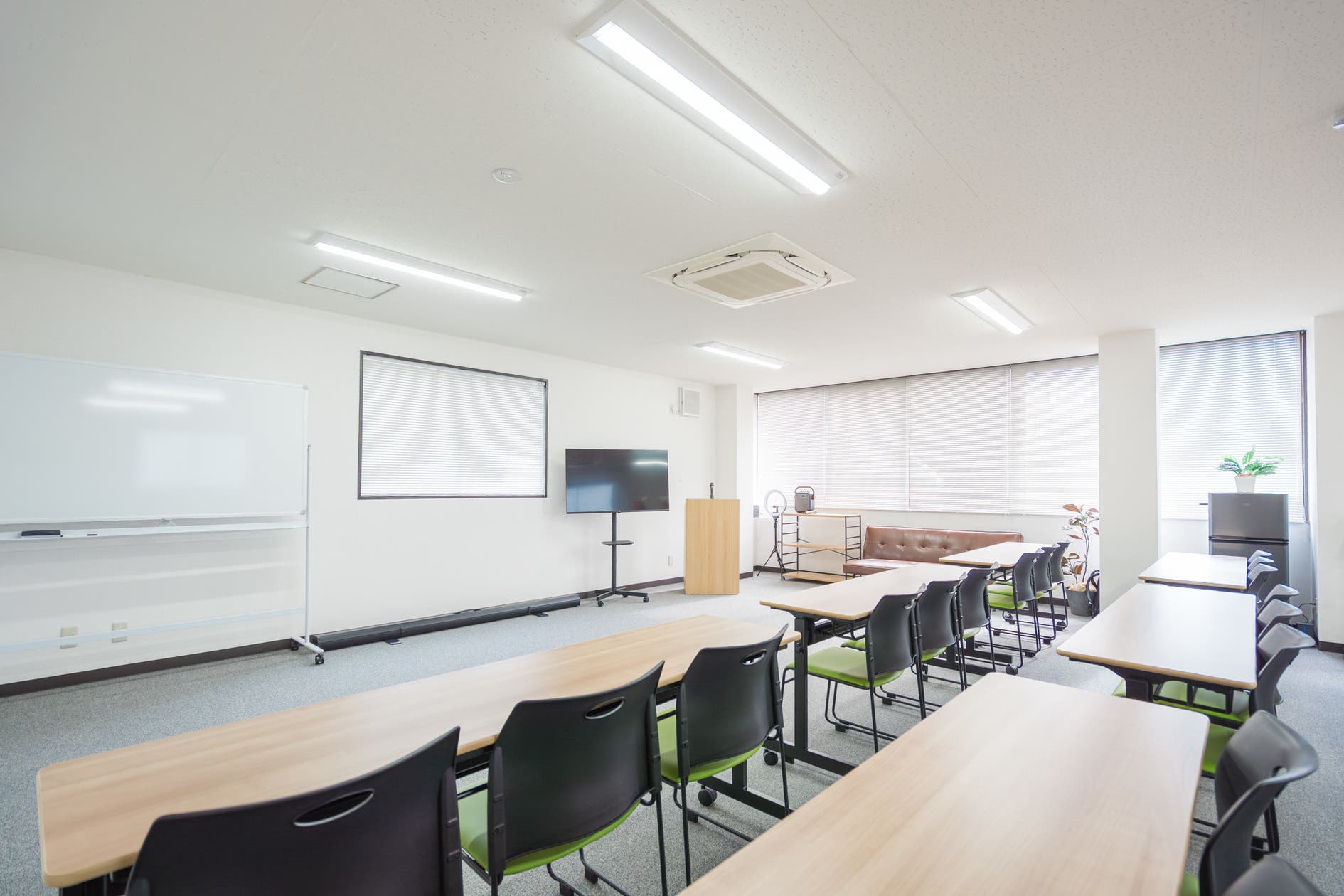 🥳【新大阪駅徒歩3分】最大50名/大画面モニタ/マイク2本無料設備充実！貸し会議室・研修セミナーに！の写真6