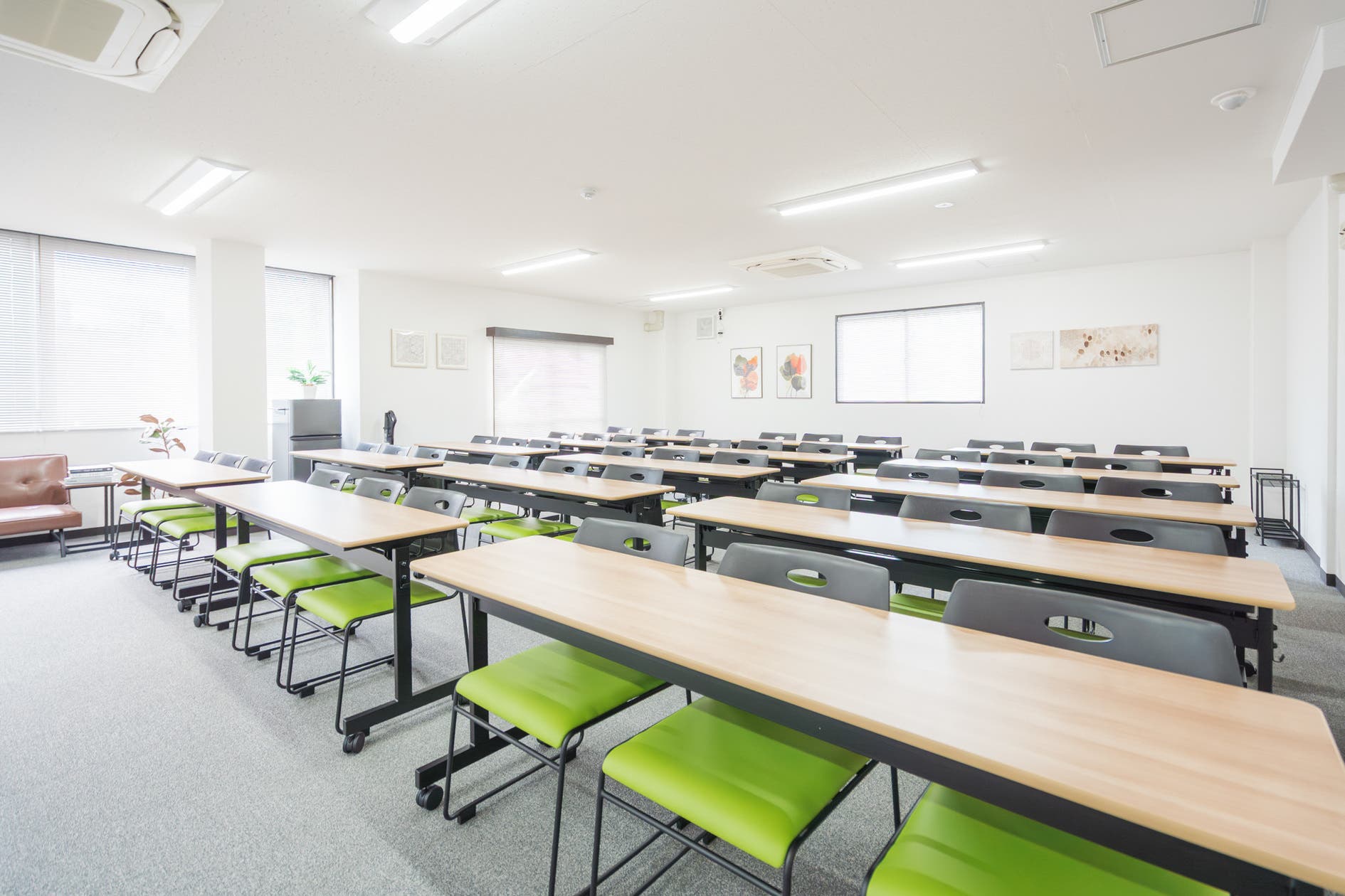 🥳【新大阪駅徒歩3分】最大50名/大画面モニタ/マイク2本無料設備充実！貸し会議室・研修セミナーに！の写真3