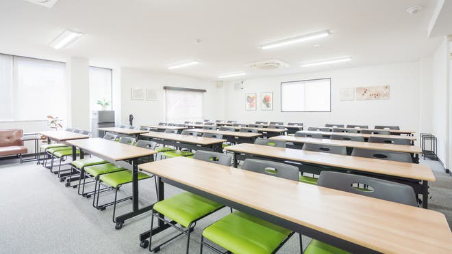 🥳【新大阪駅徒歩3分】最大50名/大画面モニタ/マイク2本無料設備充実!貸し会議室・研修セミナーに!の写真2