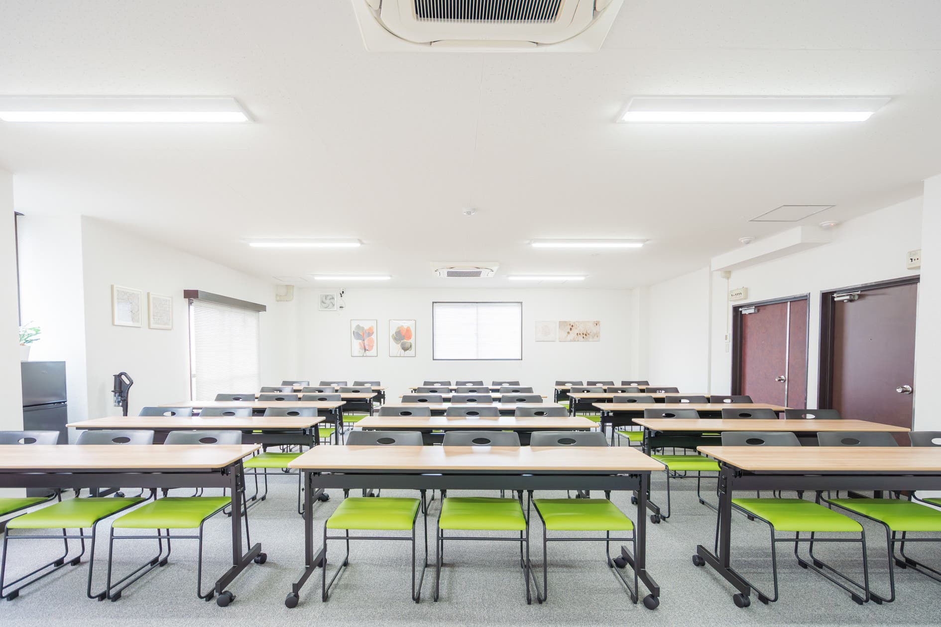 🥳【新大阪駅徒歩3分】最大50名/大画面モニタ/マイク2本無料設備充実！貸し会議室・研修セミナーに！の写真2