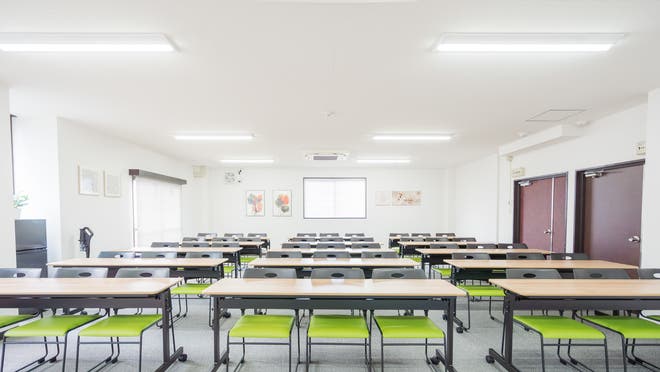 🥳【新大阪駅徒歩3分】最大50名/大画面モニタ/マイク2本無料設備充実!貸し会議室・研修セミナーに!の写真1