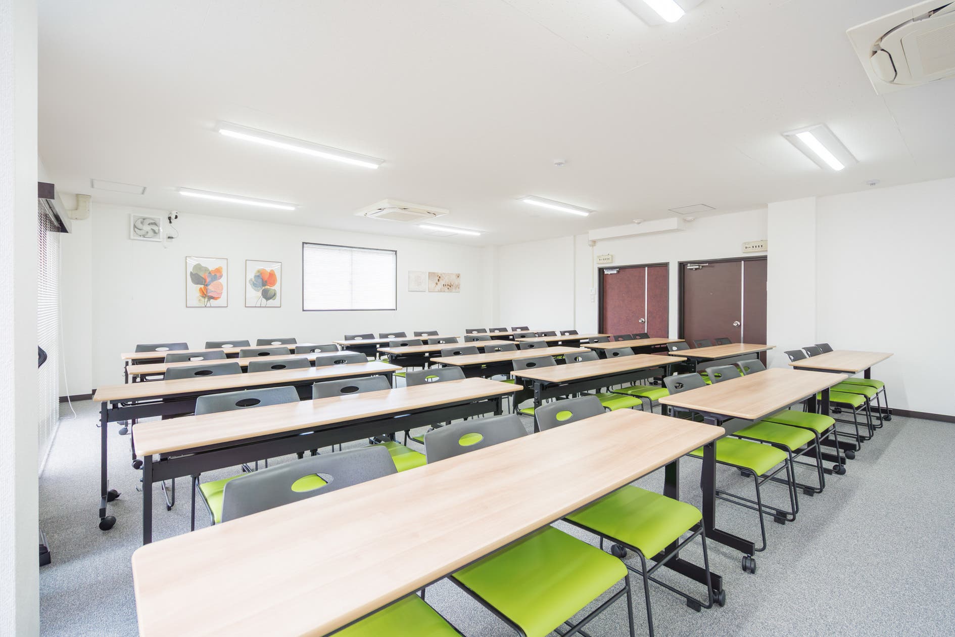 🥳【新大阪駅徒歩3分】最大50名/大画面モニタ/マイク2本無料設備充実！貸し会議室・研修セミナーに！の写真4