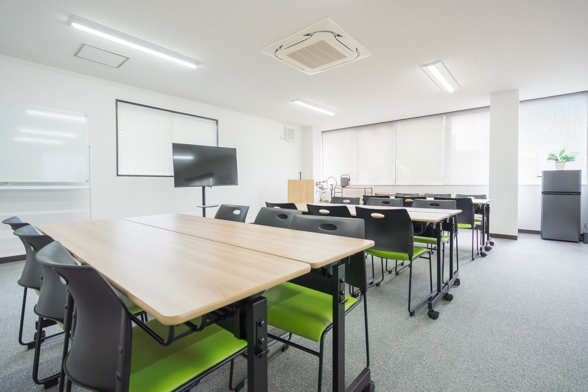 🥳【新大阪駅徒歩3分】最大50名/大画面モニタ/マイク2本無料設備充実！貸し会議室・研修セミナーに！の写真11