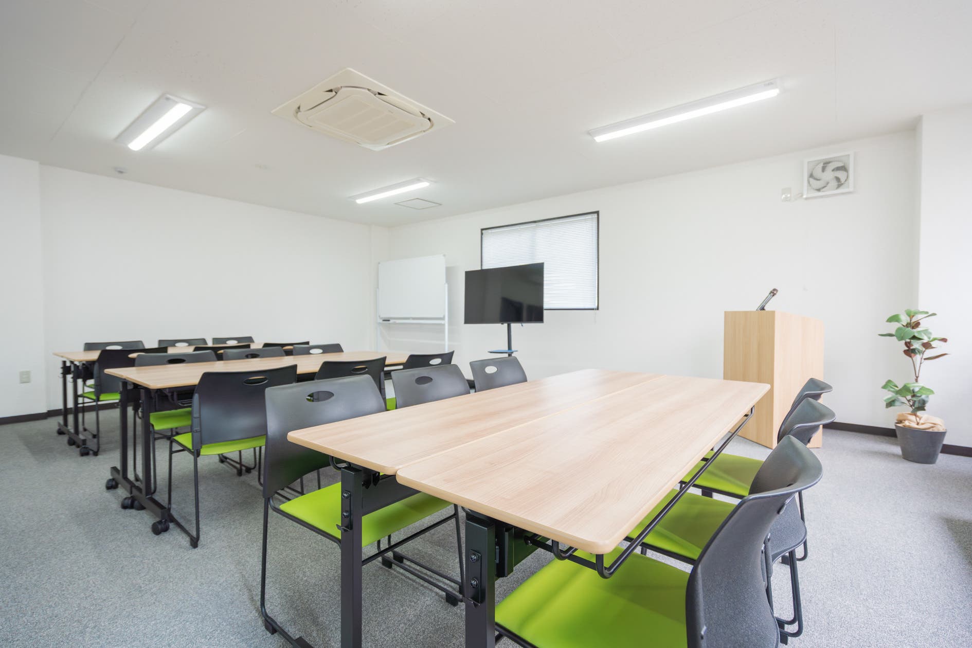 🥳【新大阪駅徒歩3分】最大50名/大画面モニタ/マイク2本無料設備充実！貸し会議室・研修セミナーに！の写真12