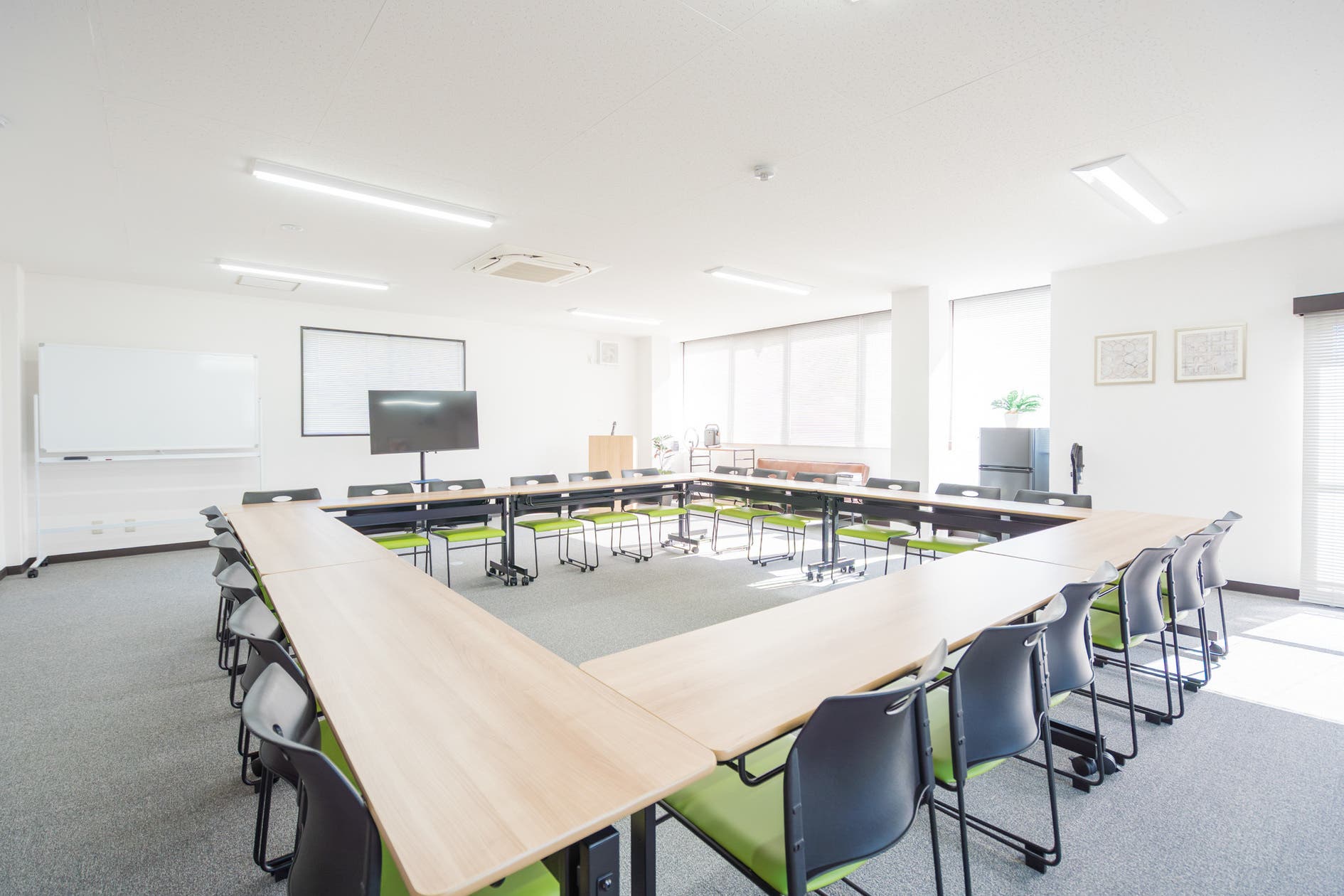 🥳【新大阪駅徒歩3分】最大50名/大画面モニタ/マイク2本無料設備充実！貸し会議室・研修セミナーに！の写真13