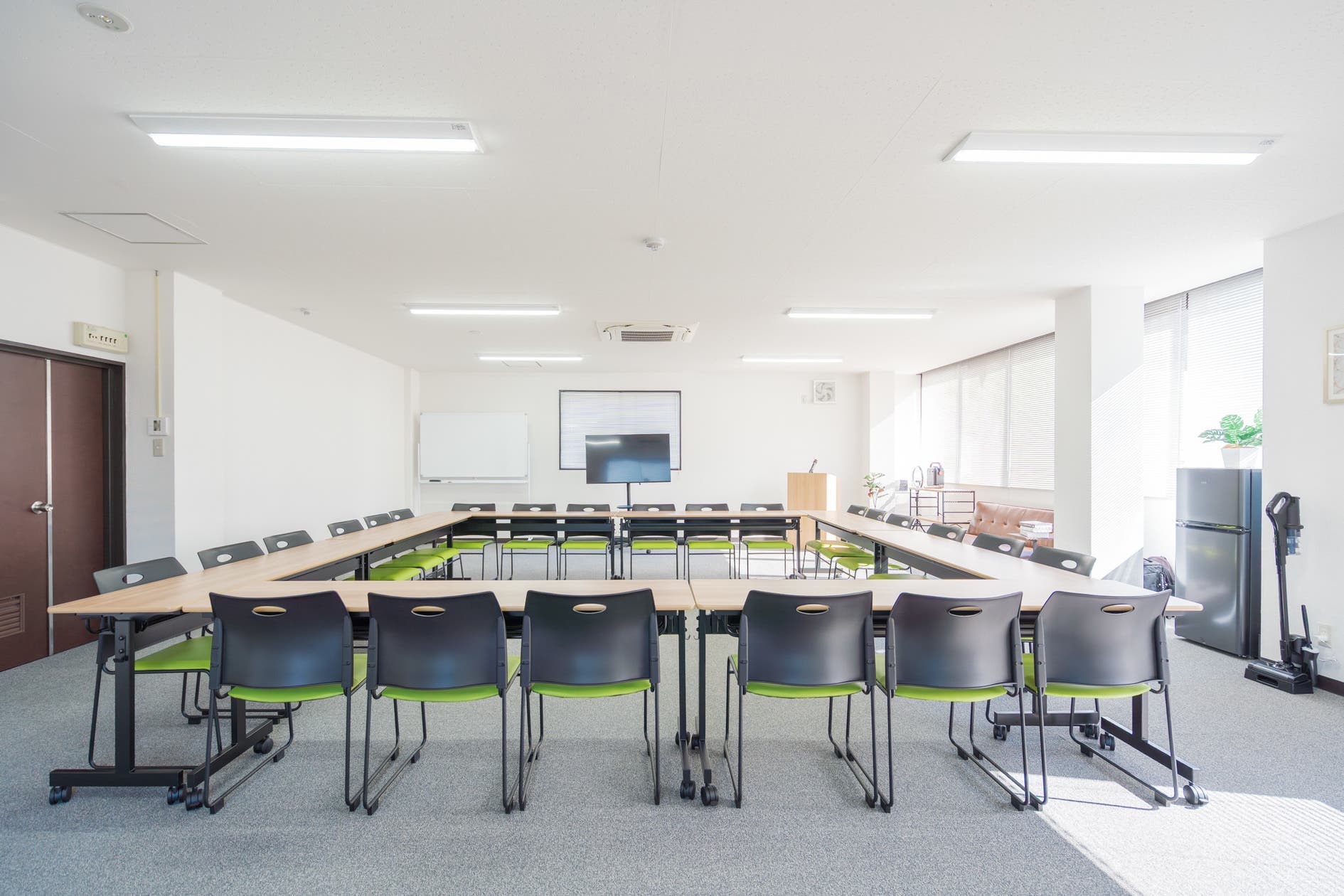 🥳【新大阪駅徒歩3分】最大50名/大画面モニタ/マイク2本無料設備充実！貸し会議室・研修セミナーに！の写真14