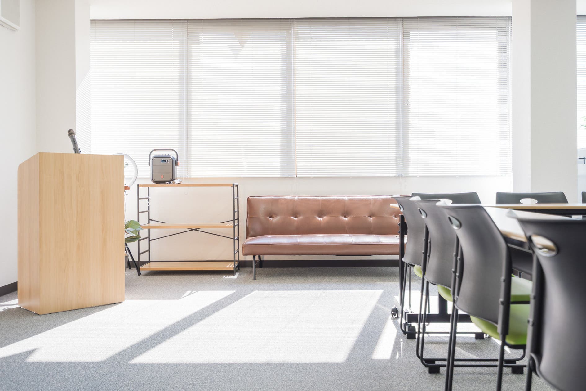 🥳【新大阪駅徒歩3分】最大50名/大画面モニタ/マイク2本無料設備充実！貸し会議室・研修セミナーに！の写真16