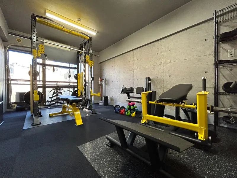 【代々木駅7分】1日1回スタッフ完全清掃のハイクオリティレンタルジムの写真1