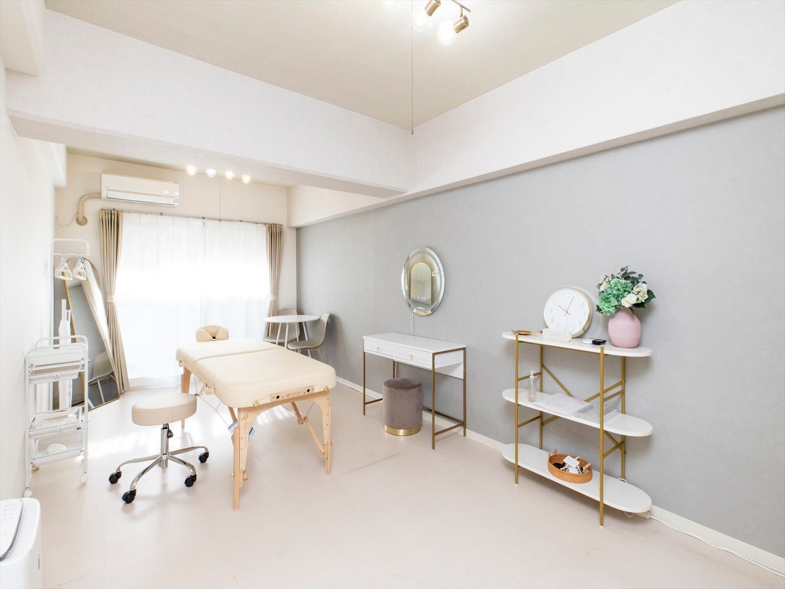 【✨New✨特別価格】＜六本木の隠れ家＞完全個室サロン/ペーパーシーツ・マクラカバー無料/プロ仕様ベッド/メイク台完備の写真1