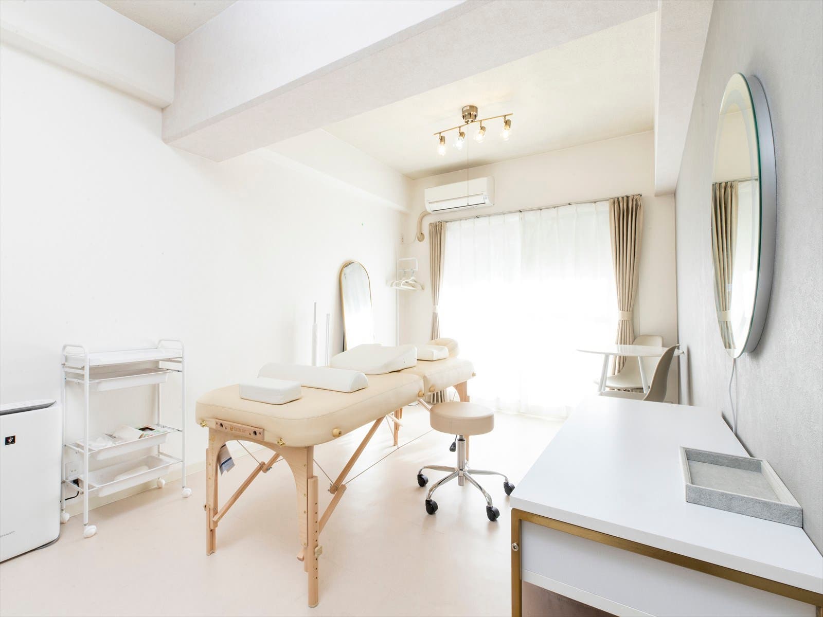 【✨New✨特別価格】＜六本木の隠れ家＞完全個室サロン/ペーパーシーツ・マクラカバー無料/プロ仕様ベッド/メイク台完備の写真2