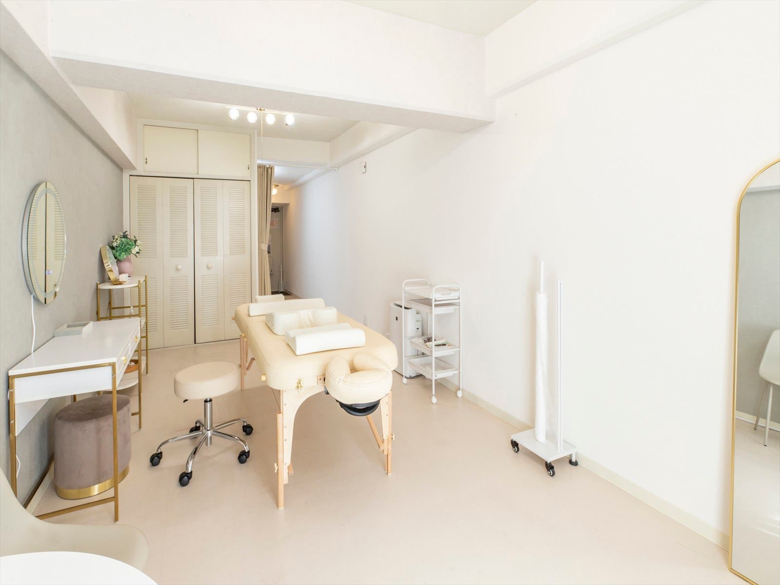 【✨New✨特別価格】＜六本木の隠れ家＞完全個室サロン/ペーパーシーツ・マクラカバー無料/プロ仕様ベッド/メイク台完備の写真3