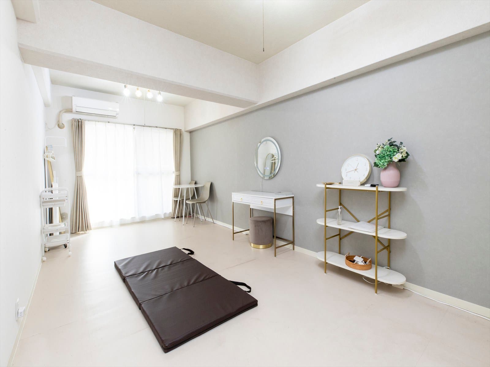 【✨New✨特別価格】＜六本木の隠れ家＞完全個室サロン/ペーパーシーツ・マクラカバー無料/プロ仕様ベッド/メイク台完備の写真5