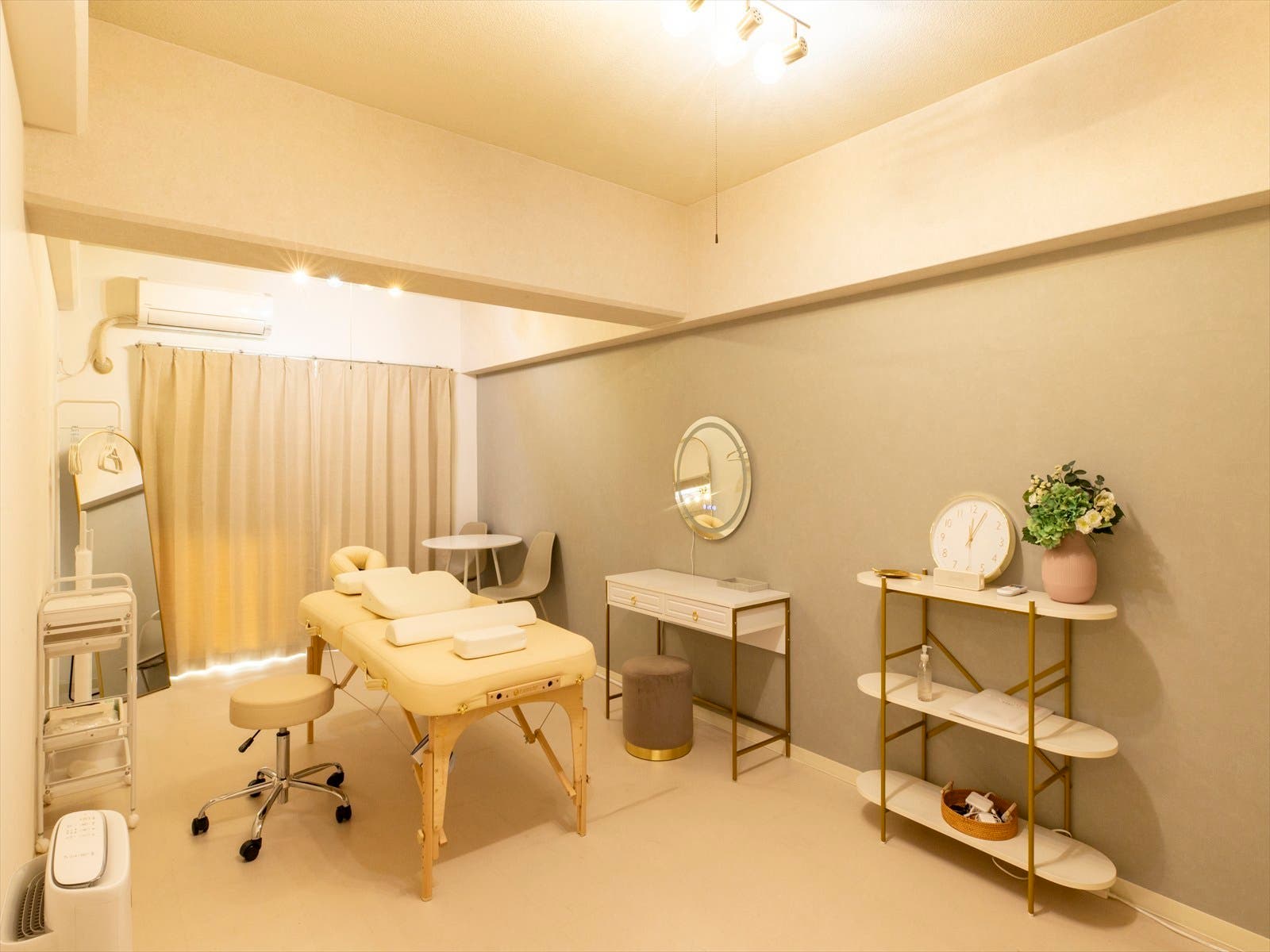 【✨New✨特別価格】＜六本木の隠れ家＞完全個室サロン/ペーパーシーツ・マクラカバー無料/プロ仕様ベッド/メイク台完備の写真4