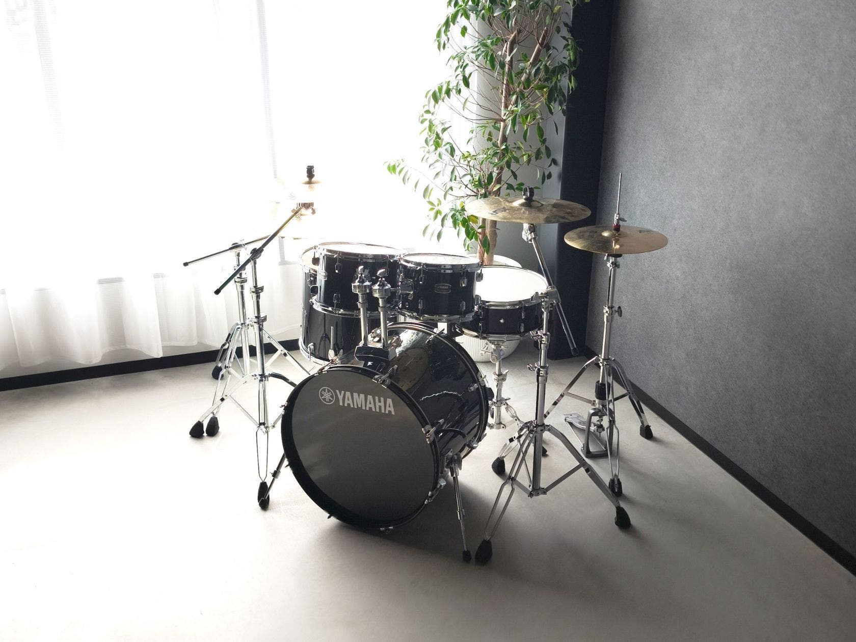 【無料駐車場付きペット可撮影スタジオ】大きな窓/自然光/モルタル調ホリゾント壁/家族写真・MV撮影・ポートレート・撮影会の写真2