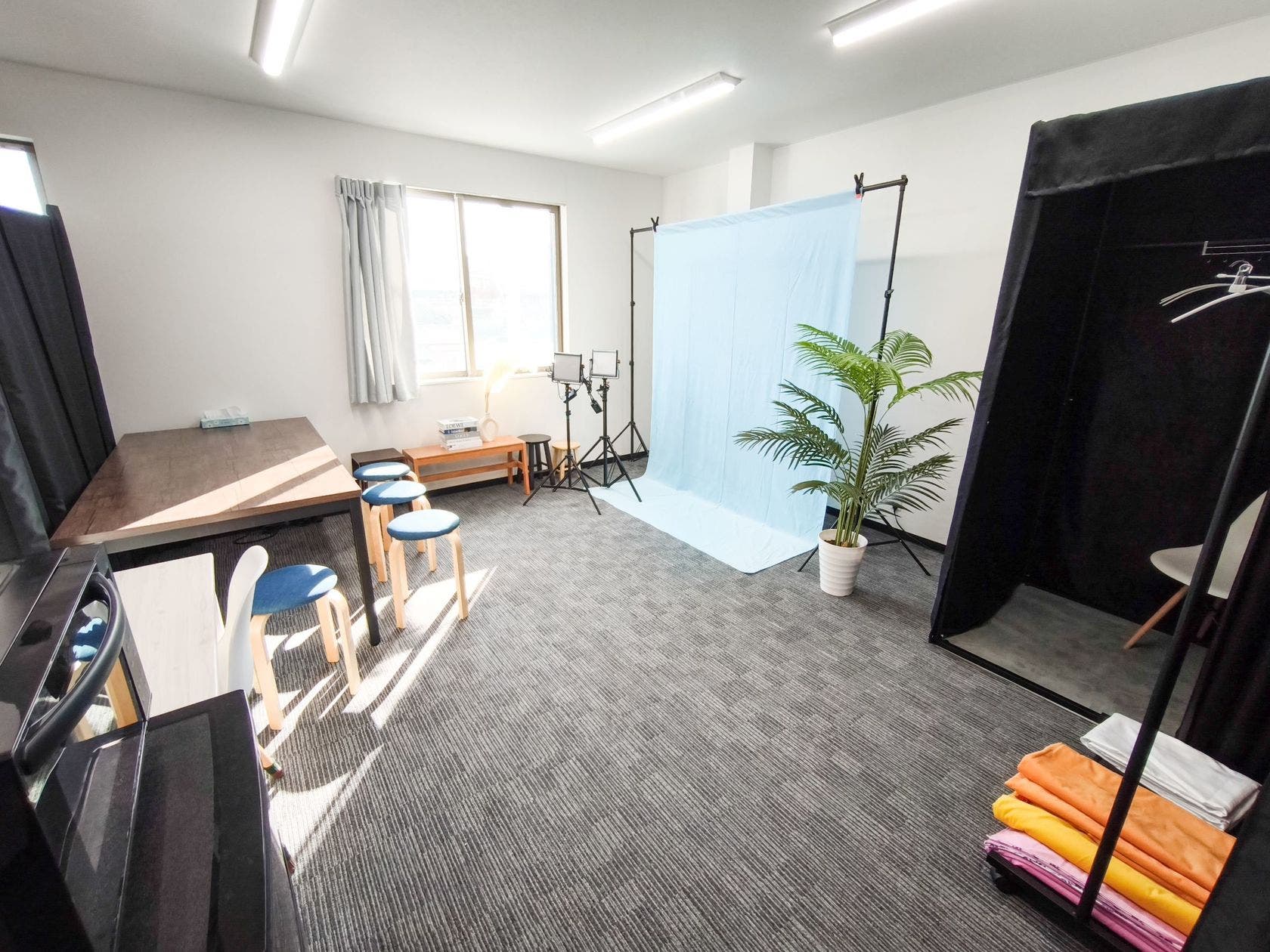 【無料駐車場付きペット可撮影スタジオ】大きな窓/自然光/モルタル調ホリゾント壁/家族写真・MV撮影・ポートレート・撮影会の写真3