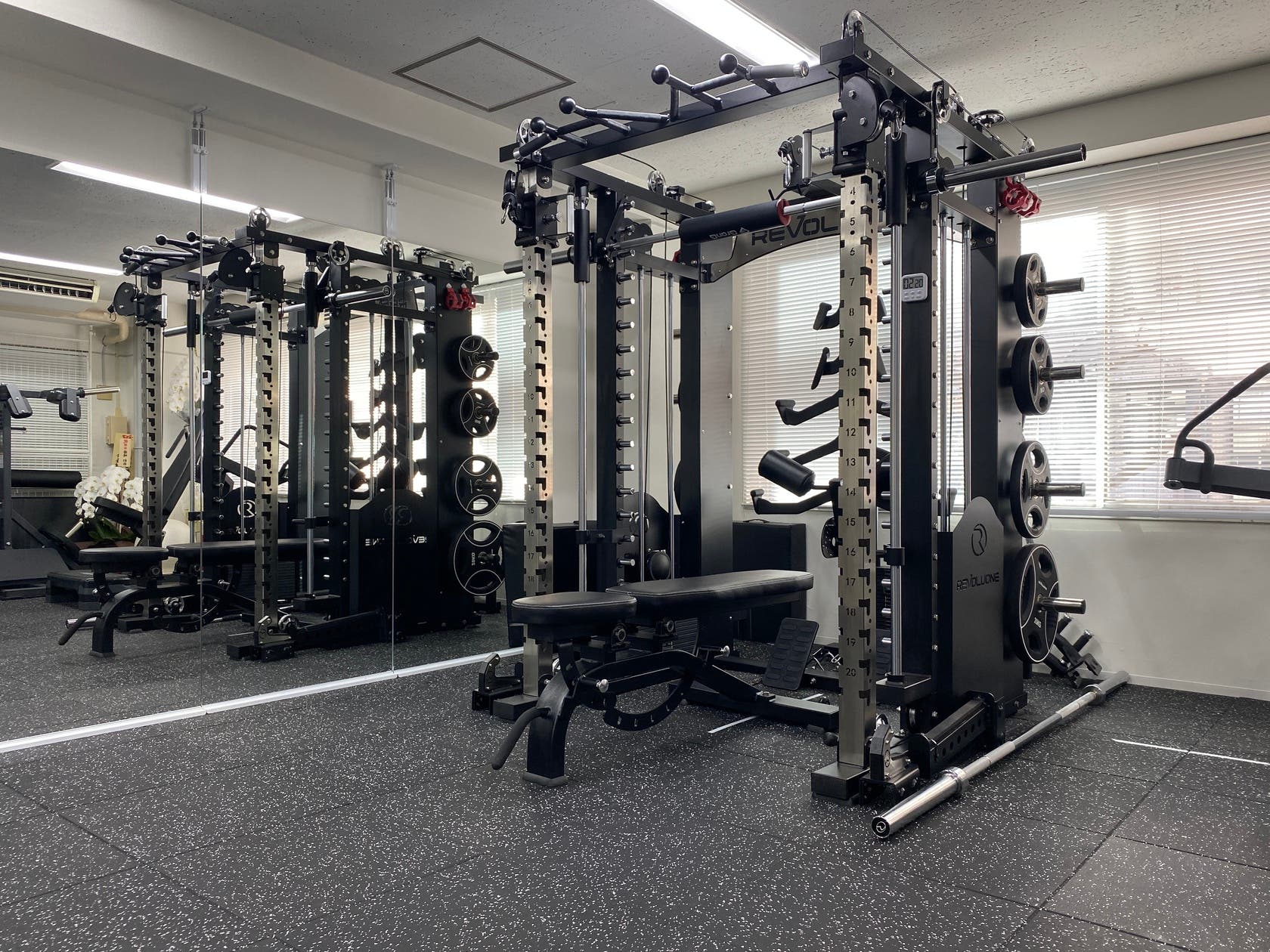 【八丁堀駅徒歩2分】大判ミラー６面設置・42㎡の広々個室ジムの写真1