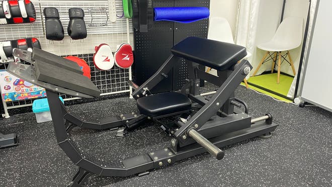 【八丁堀駅徒歩2分】大判ミラー6面設置・42㎡の広々個室ジムの写真2