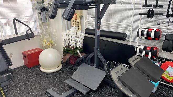 【八丁堀駅徒歩2分】大判ミラー6面設置・42㎡の広々個室ジムの写真3