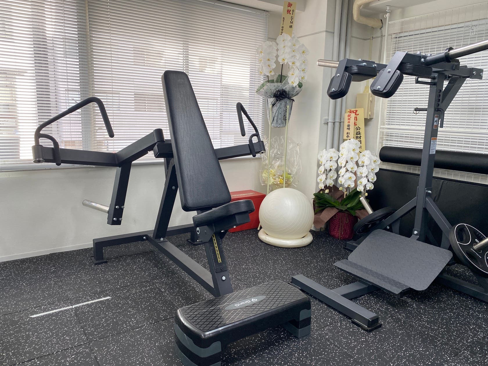 【八丁堀駅徒歩2分】大判ミラー６面設置・42㎡の広々個室ジムの写真4