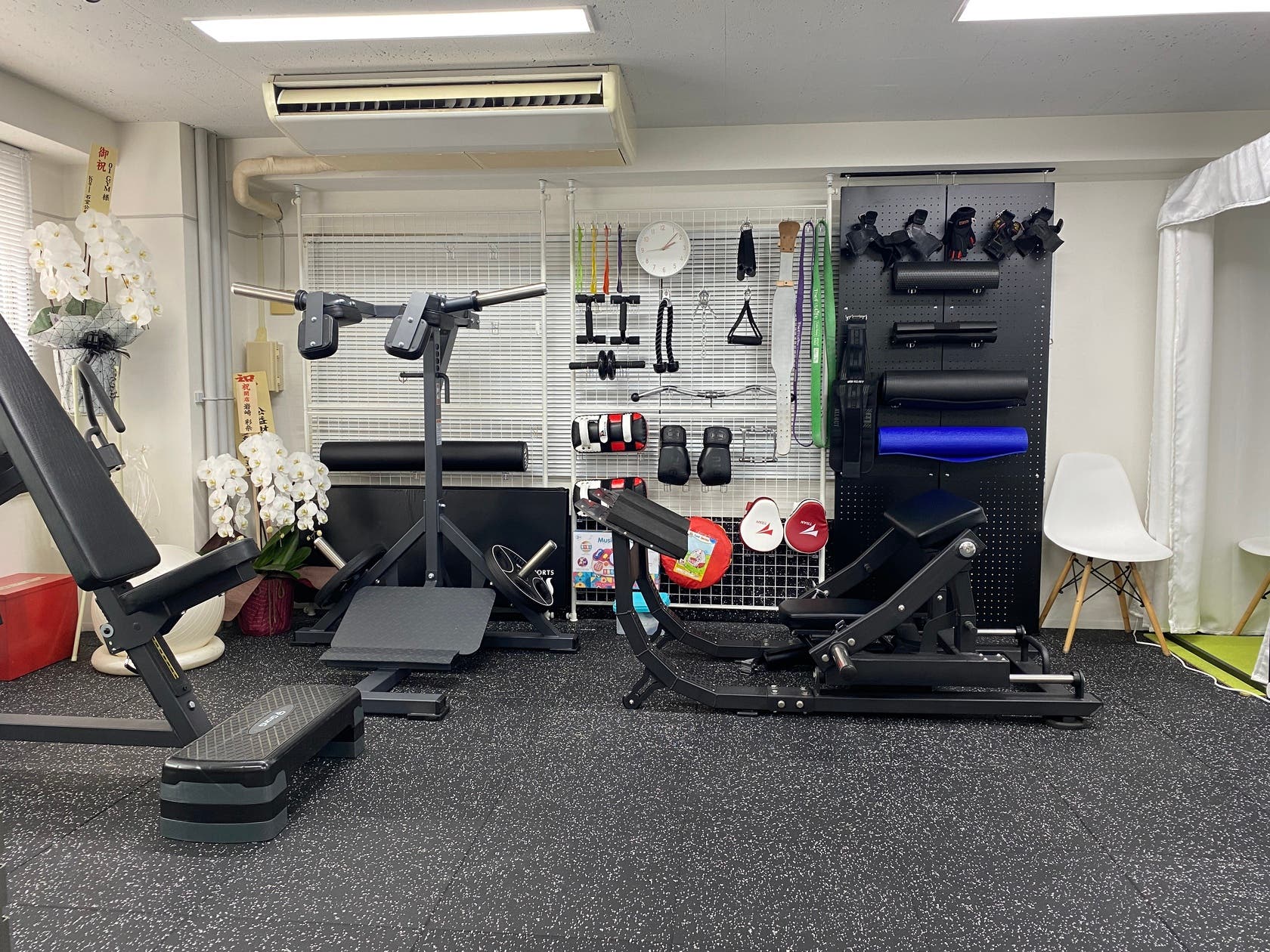 【八丁堀駅徒歩2分】大判ミラー６面設置・42㎡の広々個室ジムの写真5