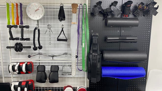 【八丁堀駅徒歩2分】大判ミラー6面設置・42㎡の広々個室ジムの写真6